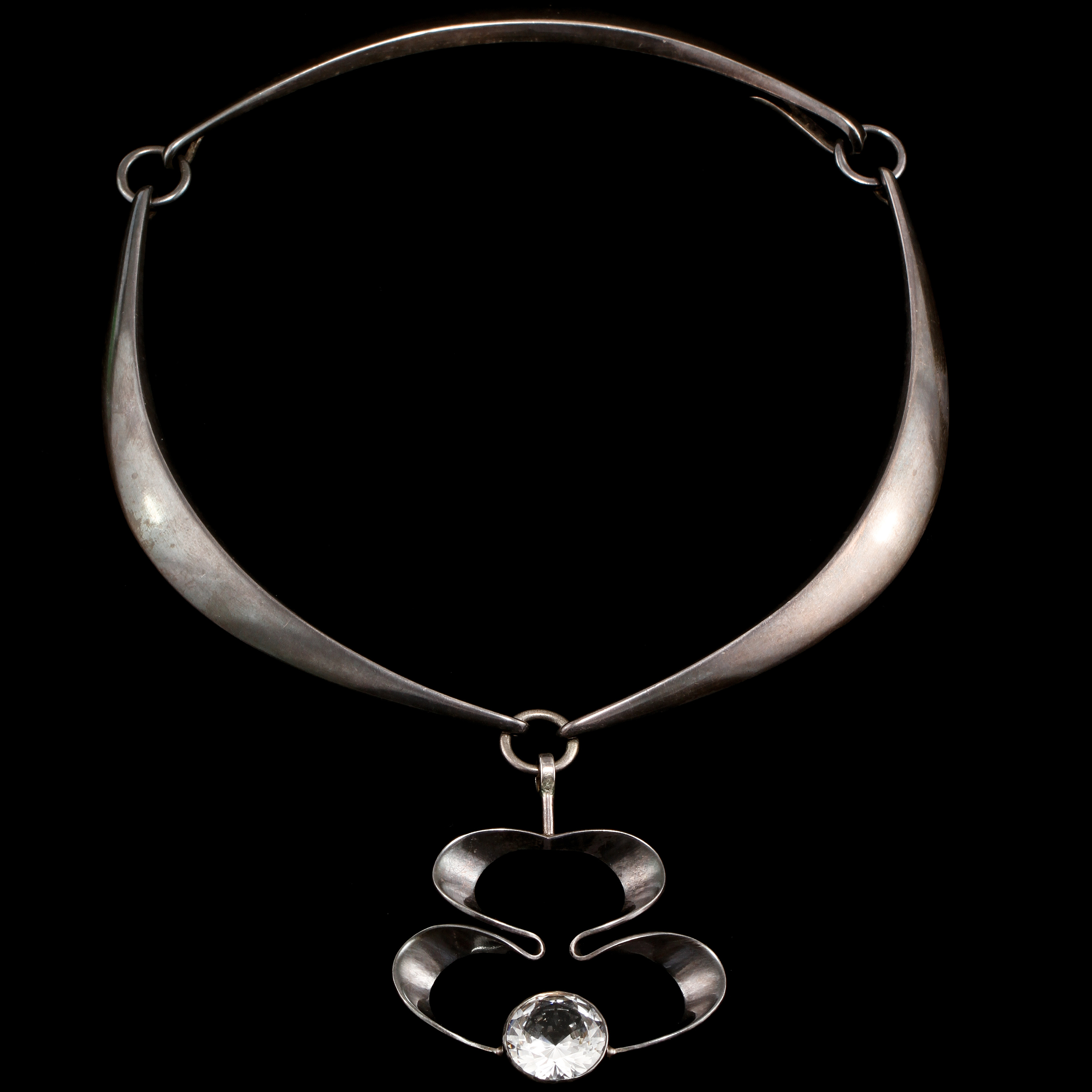 COLLIER, silver med fasettslipad bergskristall, Hans Hansen, Danmark, 1900-talets tredje kvartal ...
