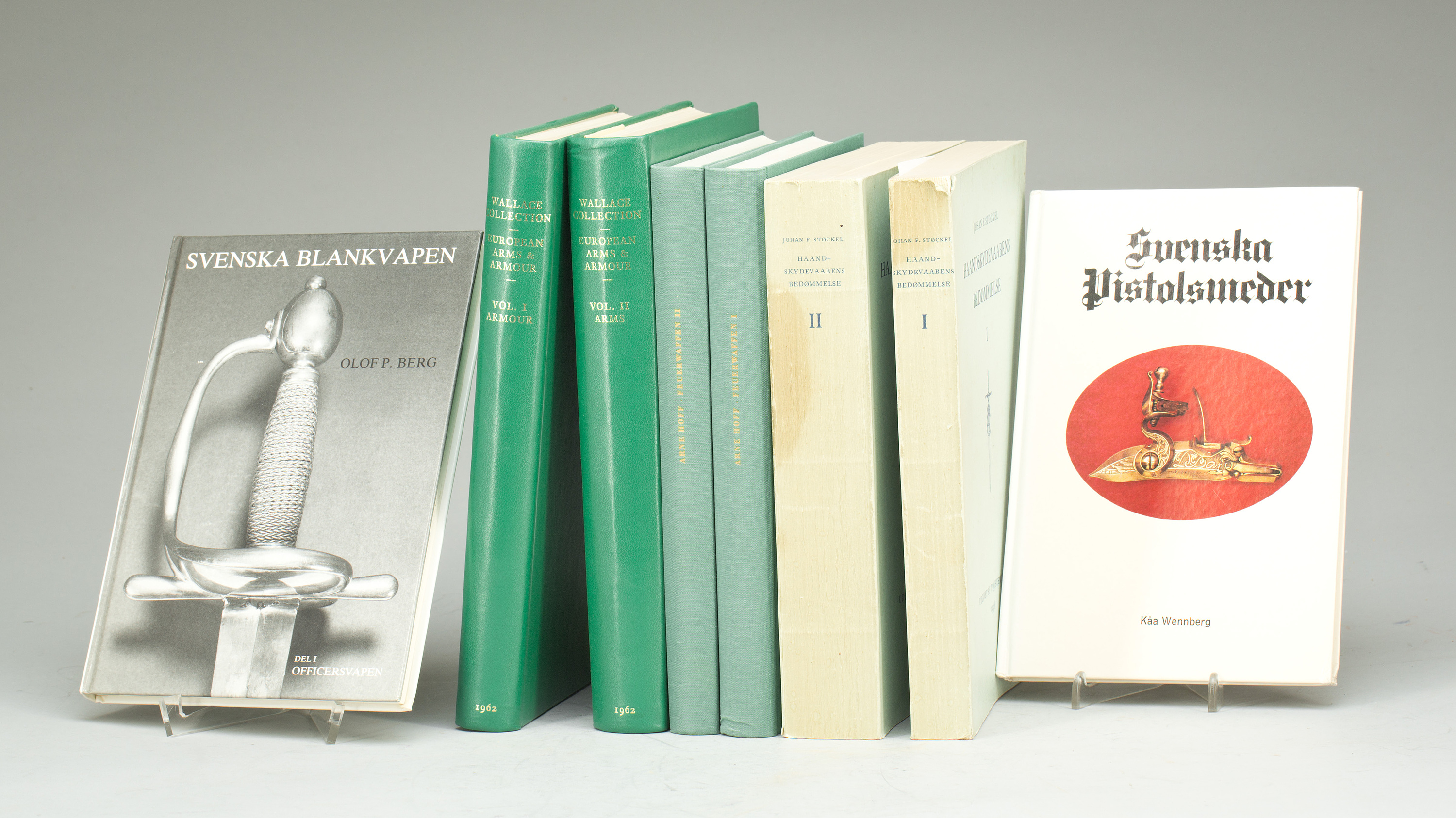 PARTI VAPENBÖCKER, 8 st. Bl.a. "Svenska Blankvapen" av Olof P. Berg ...