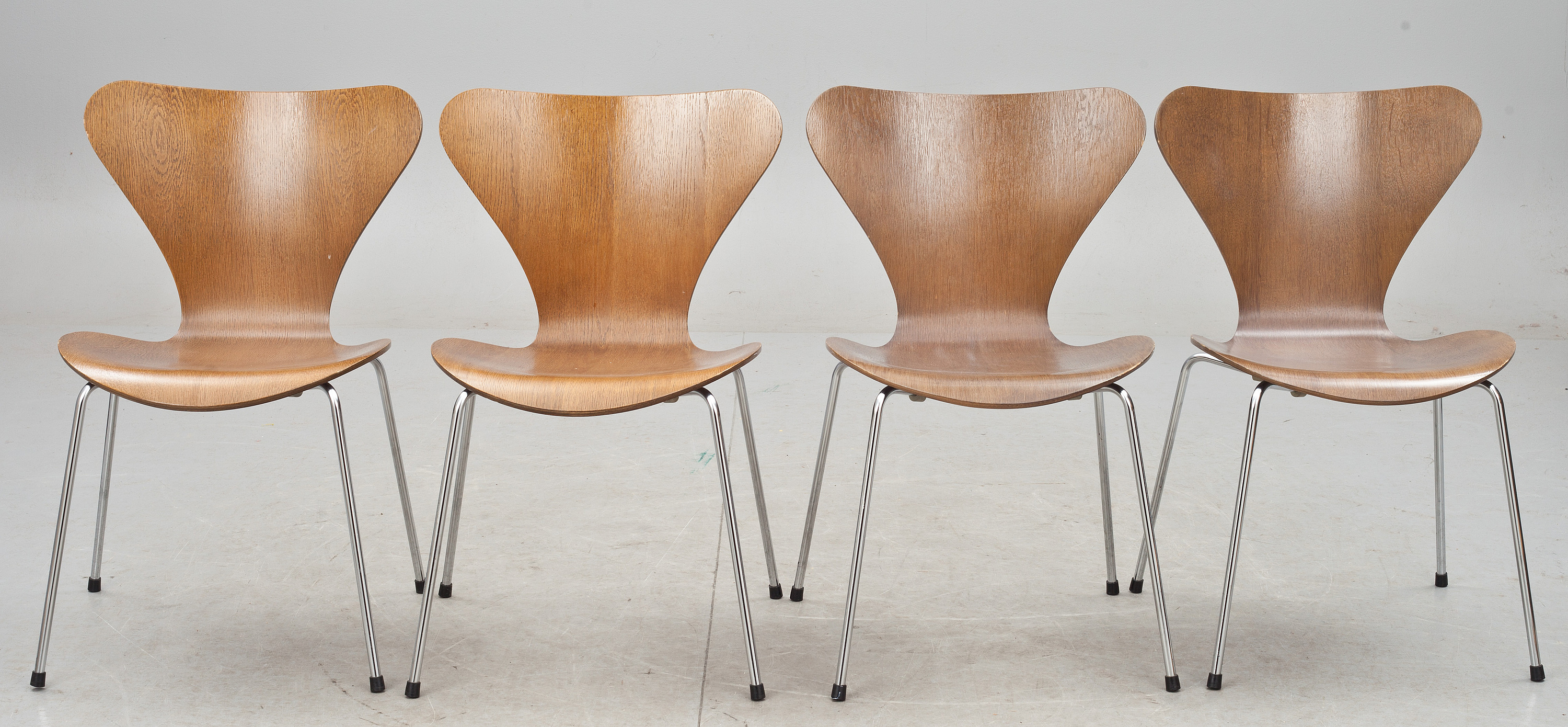 STOLAR, 4 st, "Sjuan", Arne Jacobsen, Fritz Hansen. - Bukowskis