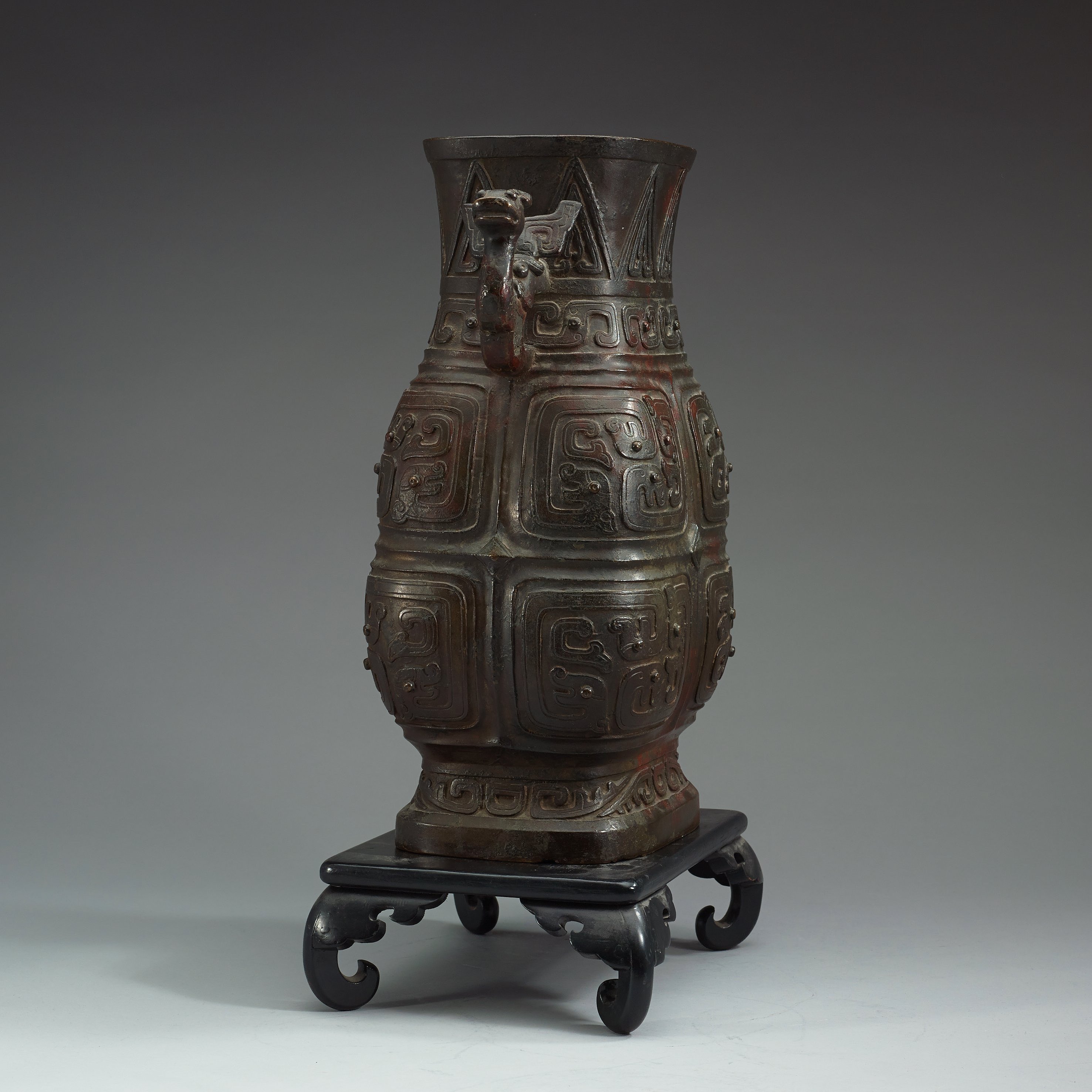 A bronze hu, Qing dynasty (1644-1912). - Bukowskis