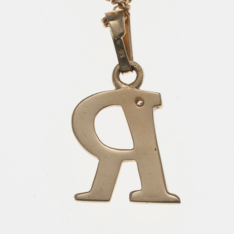 HÄNGE, 14K guld, liten diamant, i form av "R" bokstav. Vikt 2,6 g ...