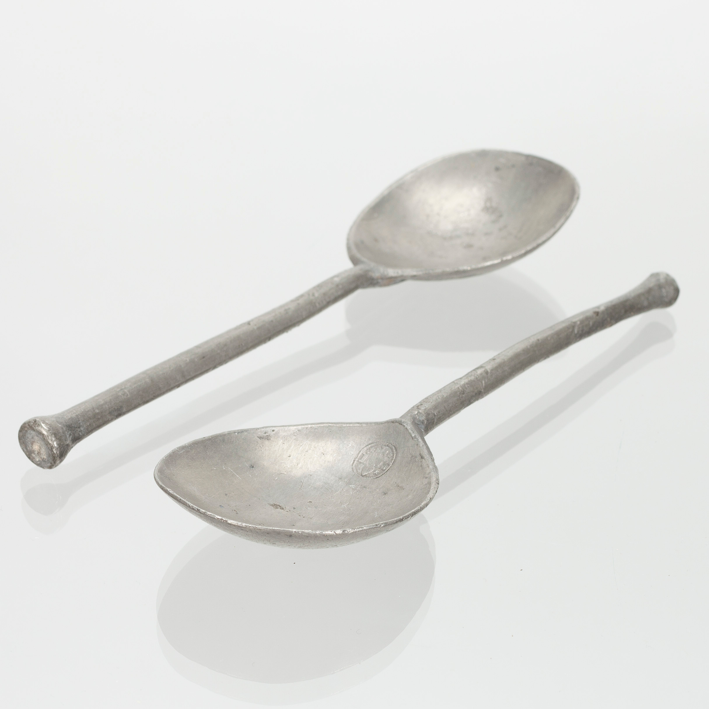 SKEDAR, 2 st, tenn, omkring 1700. - Bukowskis