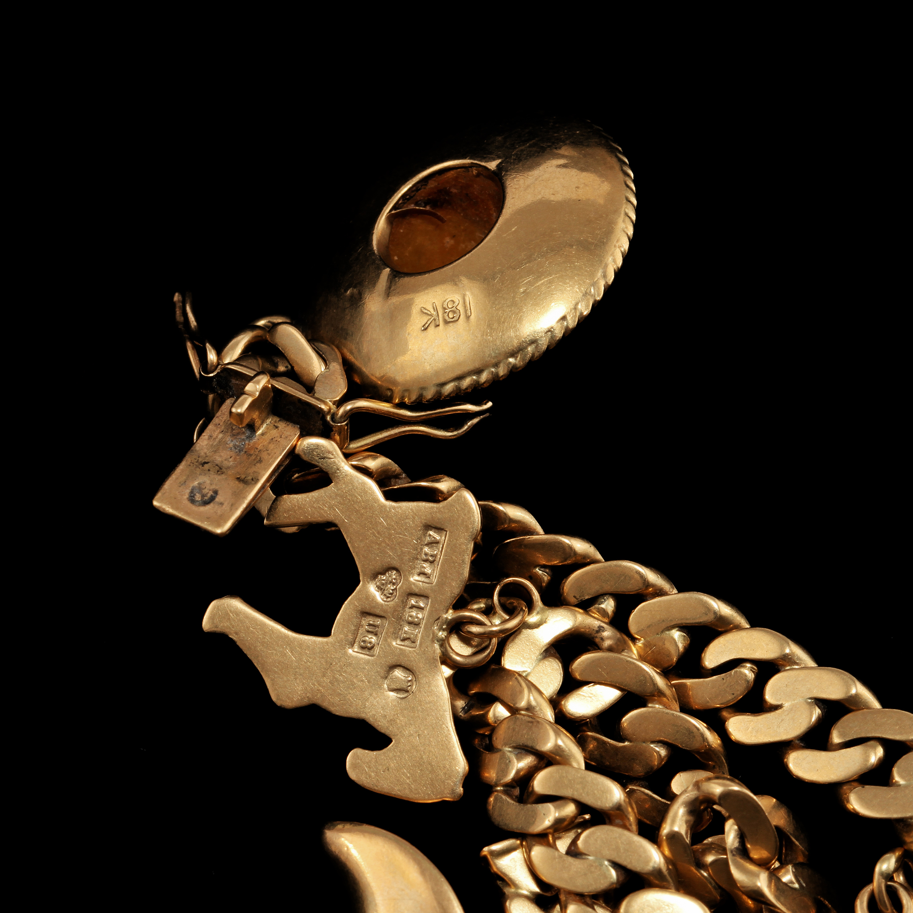 ARMBAND, 18k guld med 6 berlocker, Hugo Grun & Co, Stockholm. Vikt 23 g ...