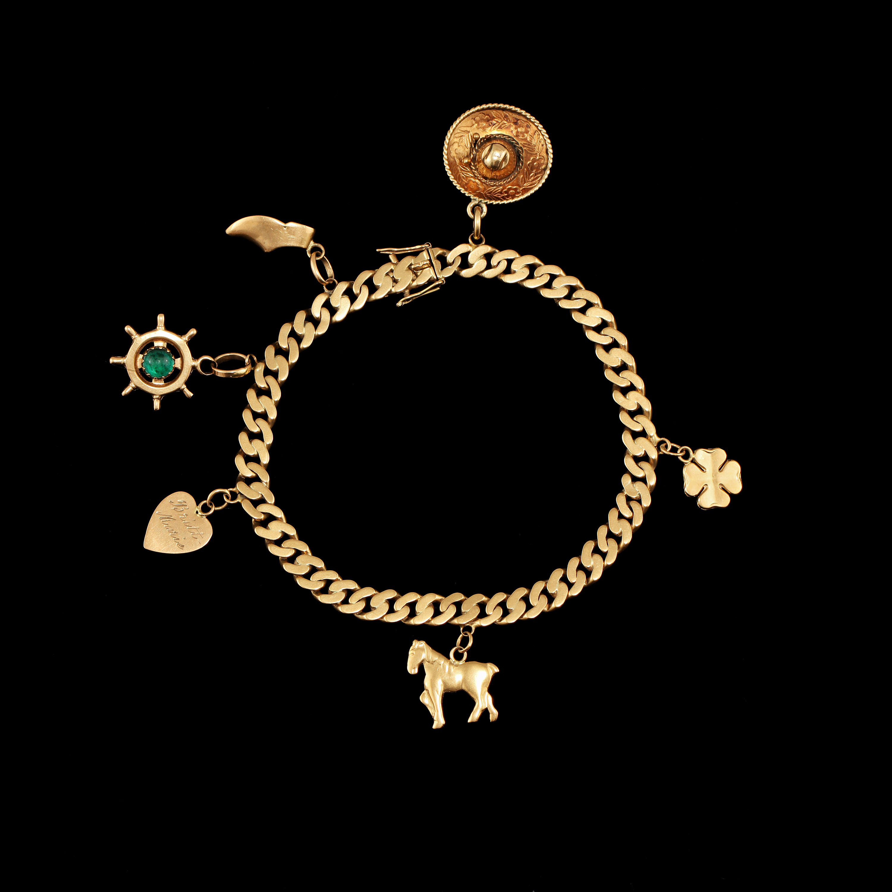 ARMBAND, 18k guld med 6 berlocker, Hugo Grun & Co, Stockholm. Vikt 23 g ...