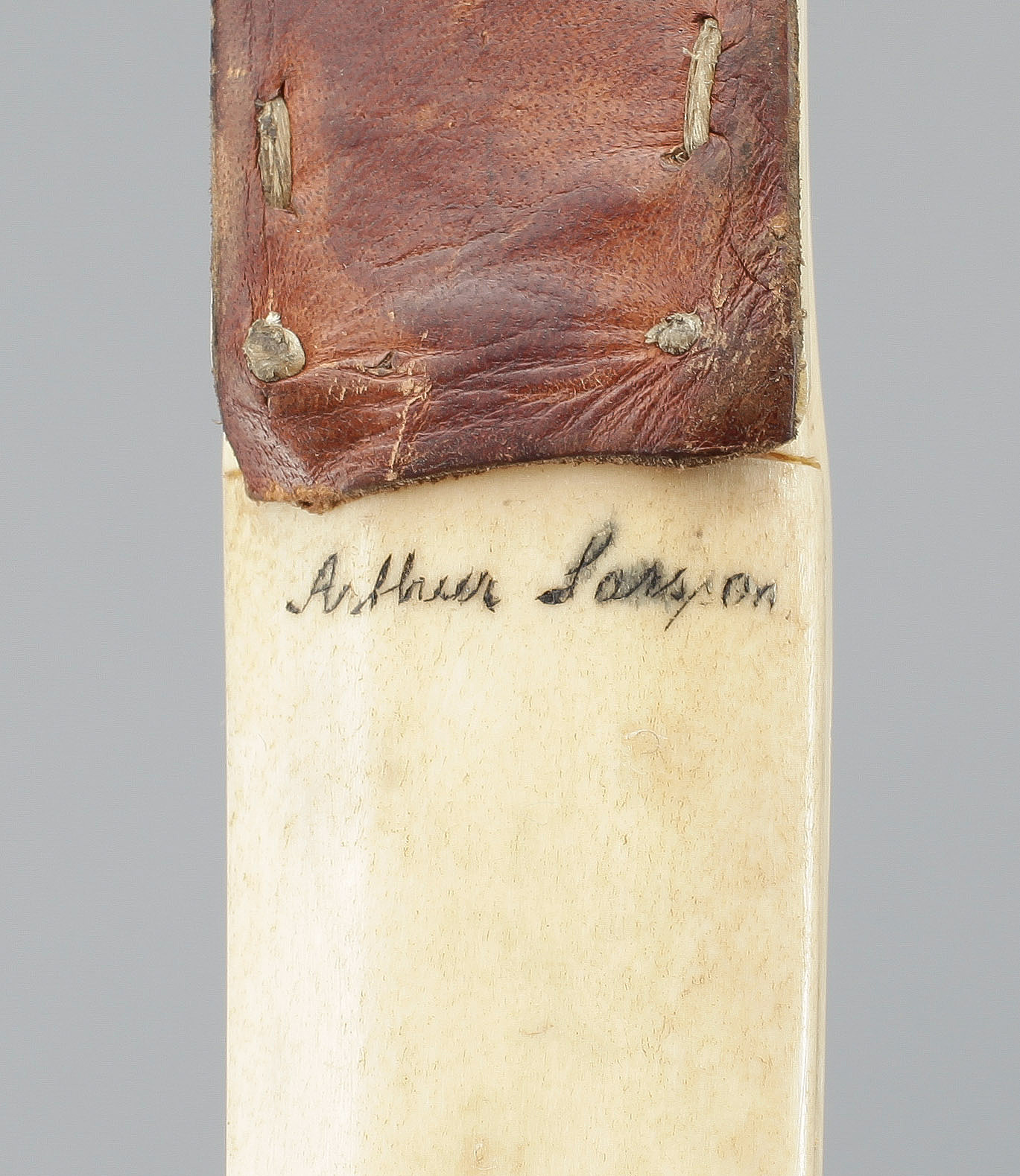 SAMEKNIV, ben, läder och trä, signerad Arthur Samson?, 1900-tal ...