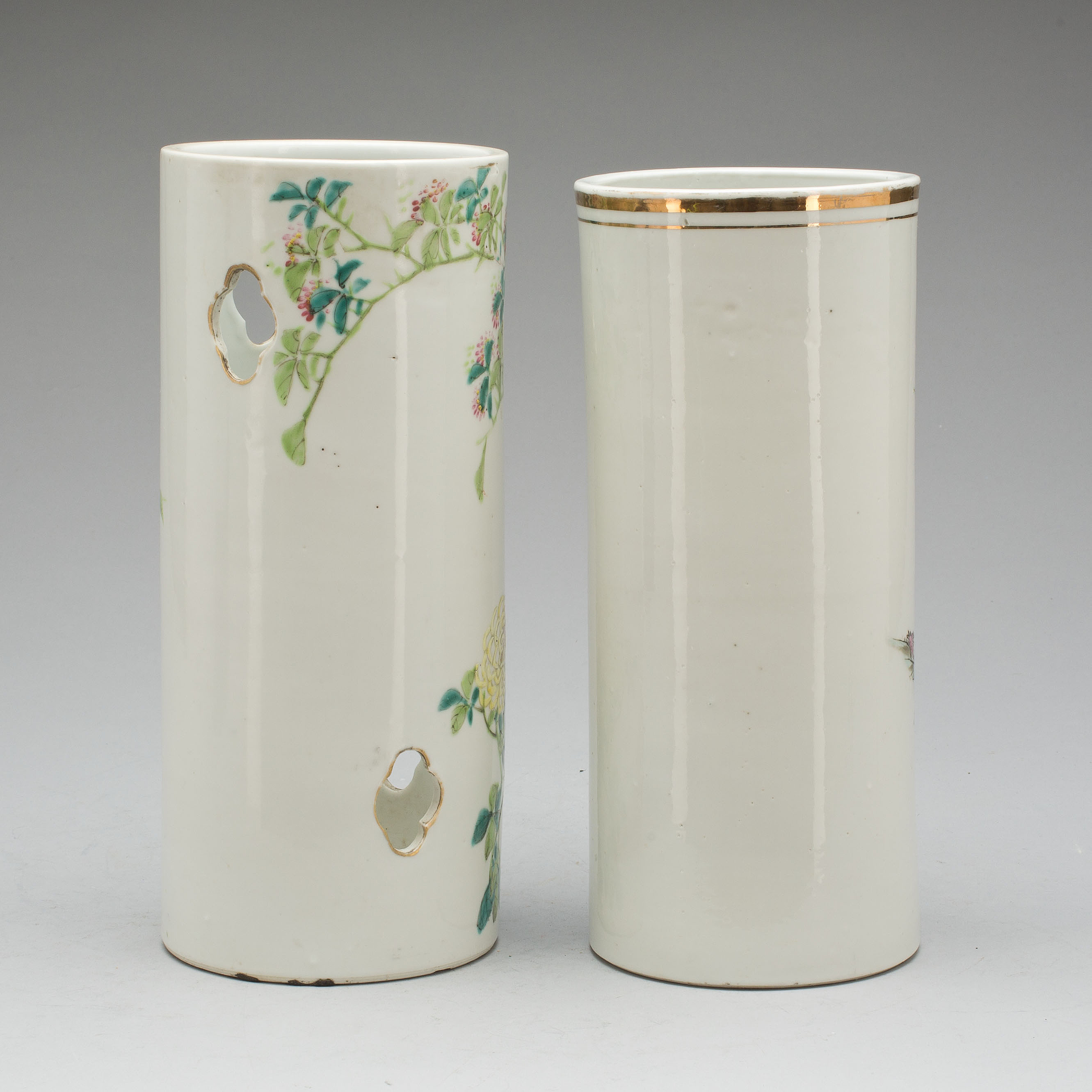 VASER, porslin, 2 st. Kina, tidigt 1900-tal. - Bukowskis