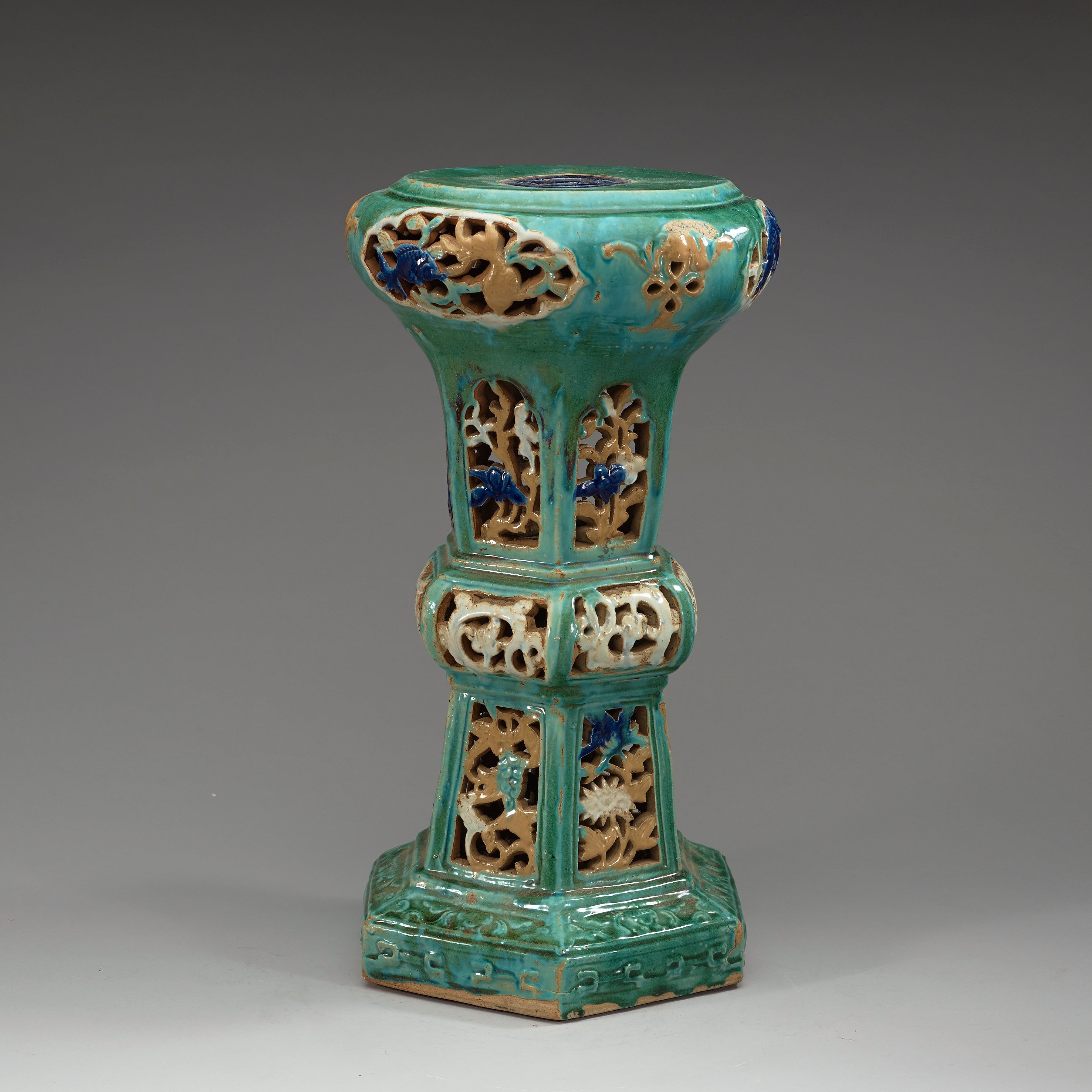 A green glazed Shiwan-ware stool, Qing dynasty, 19th Century. - Bukowskis