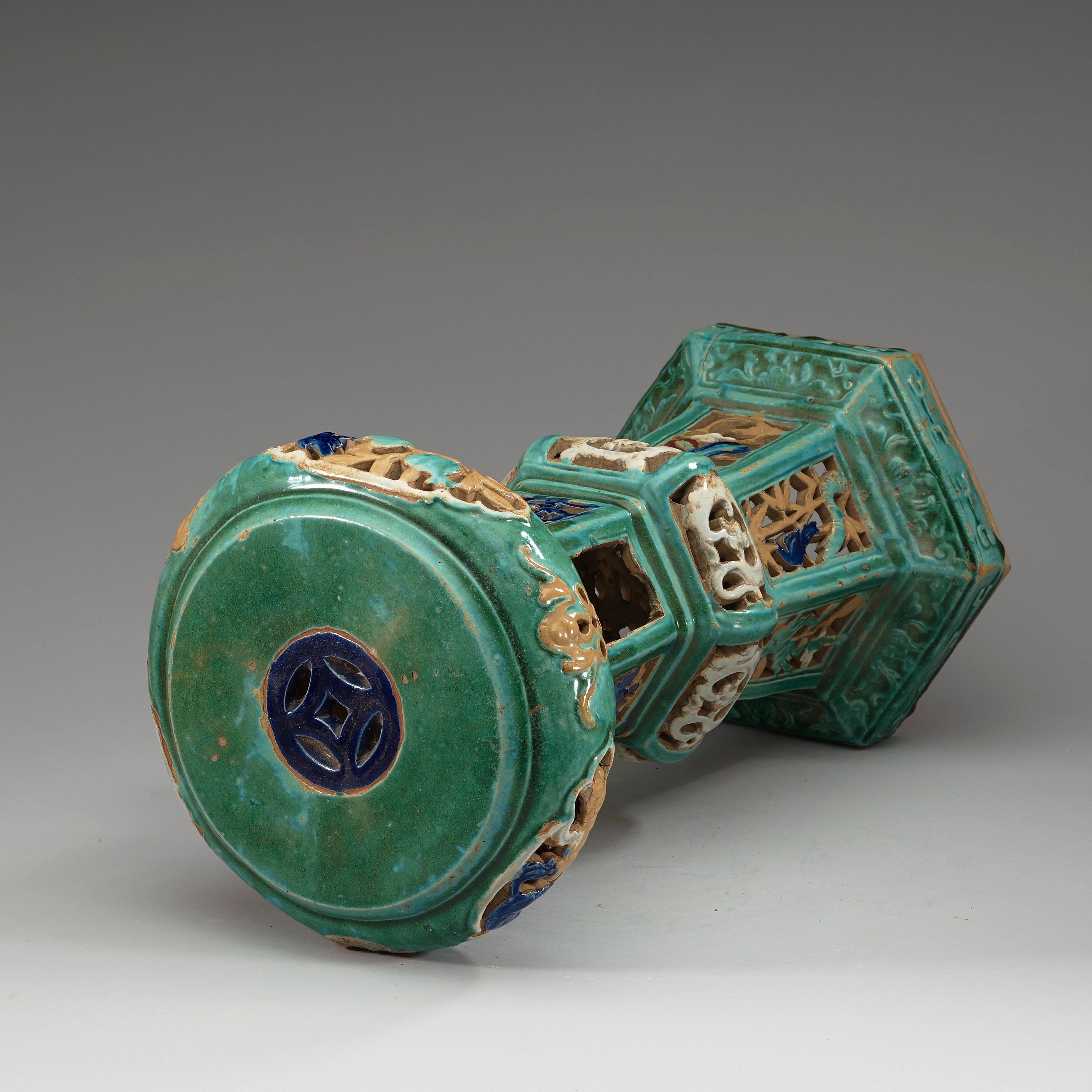 A green glazed Shiwan-ware stool, Qing dynasty, 19th Century. - Bukowskis