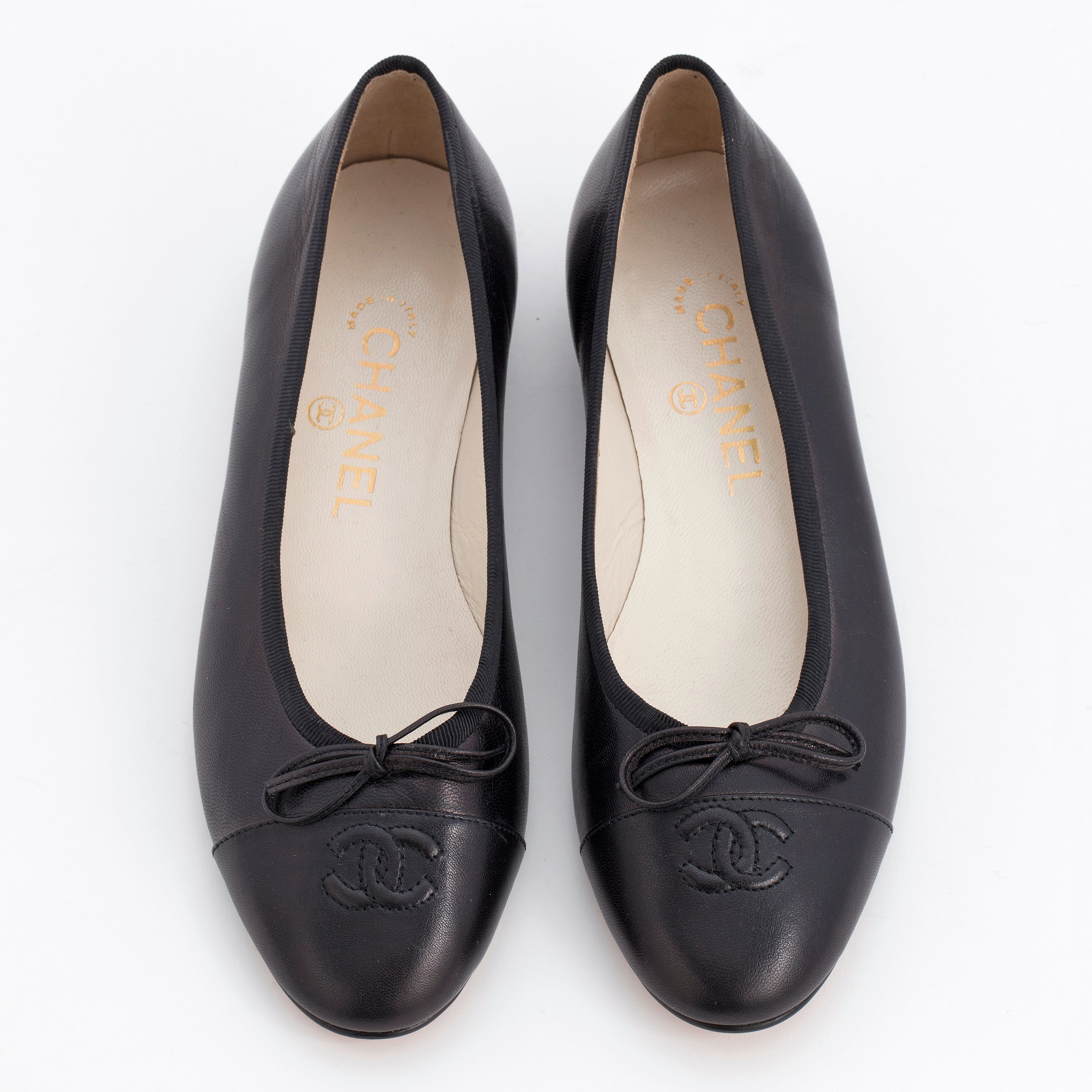 CHANEL A Pair Of Black Leather Ballet Flats Size 37 Bukowskis