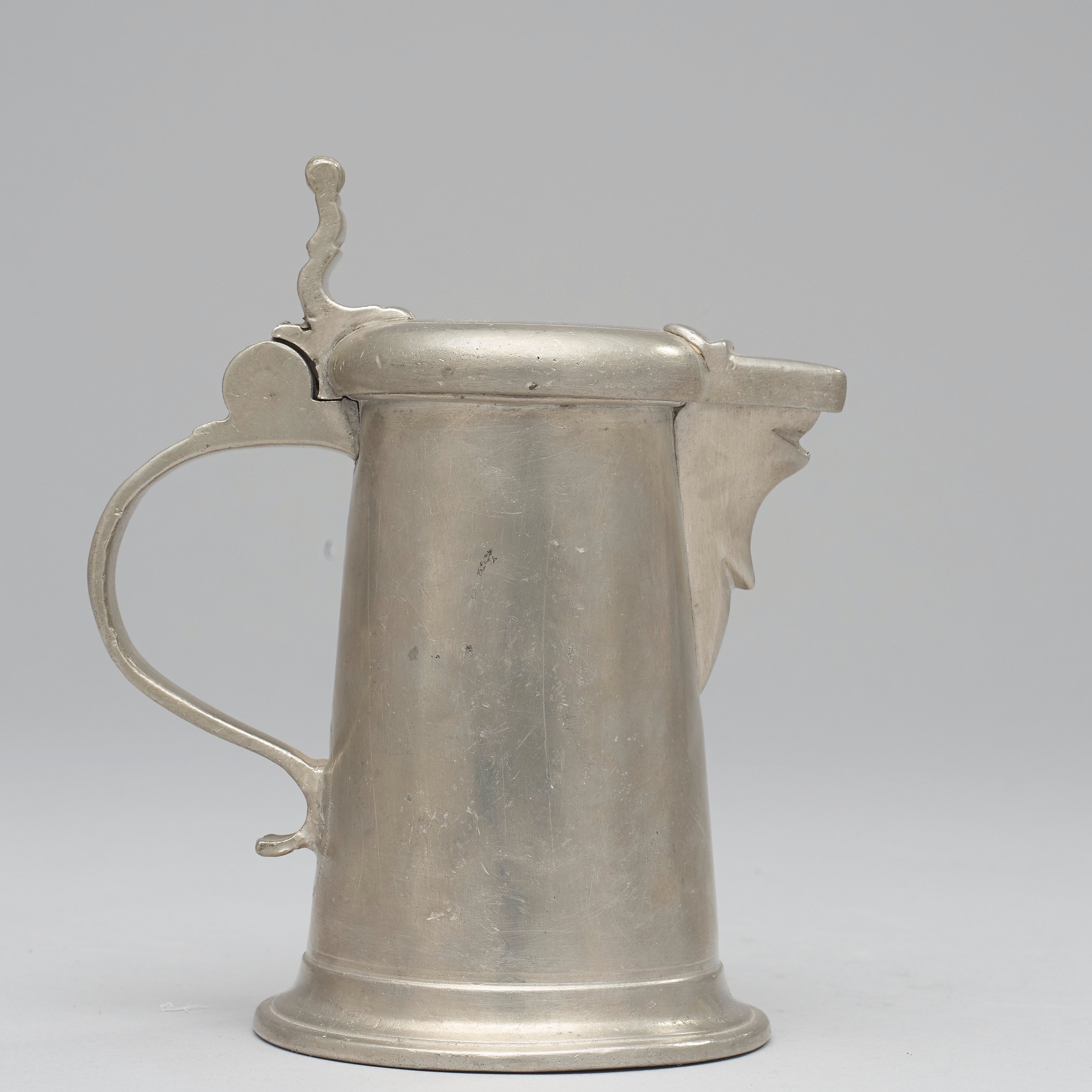 A pewter jug by J Ch Pohlitz 1727. - Bukowskis