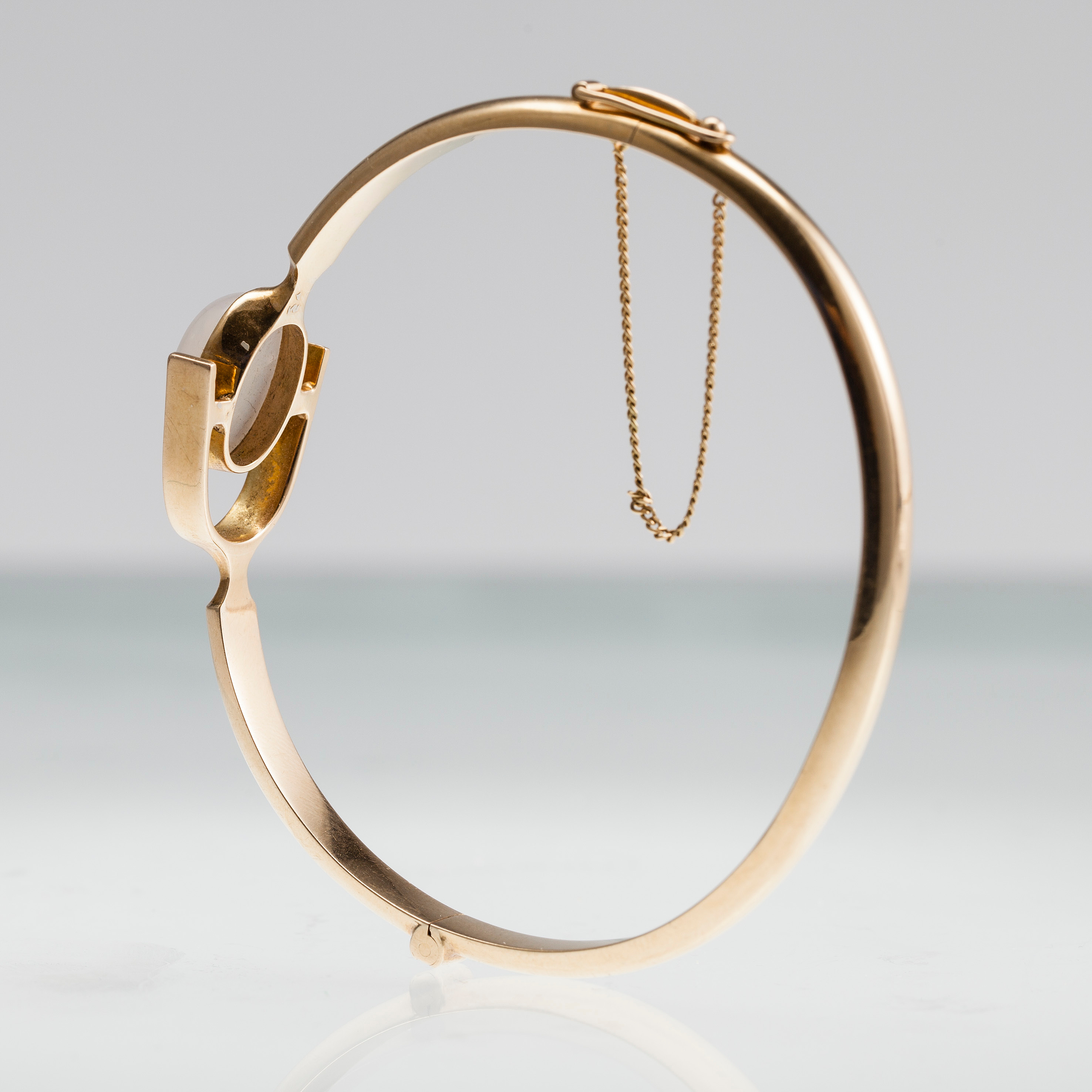 ARMRING, guld 14K, cabouchonslipad snökvarts, Eero Rislakki, N. Westerback 1959. Vikt 12,8 g ...