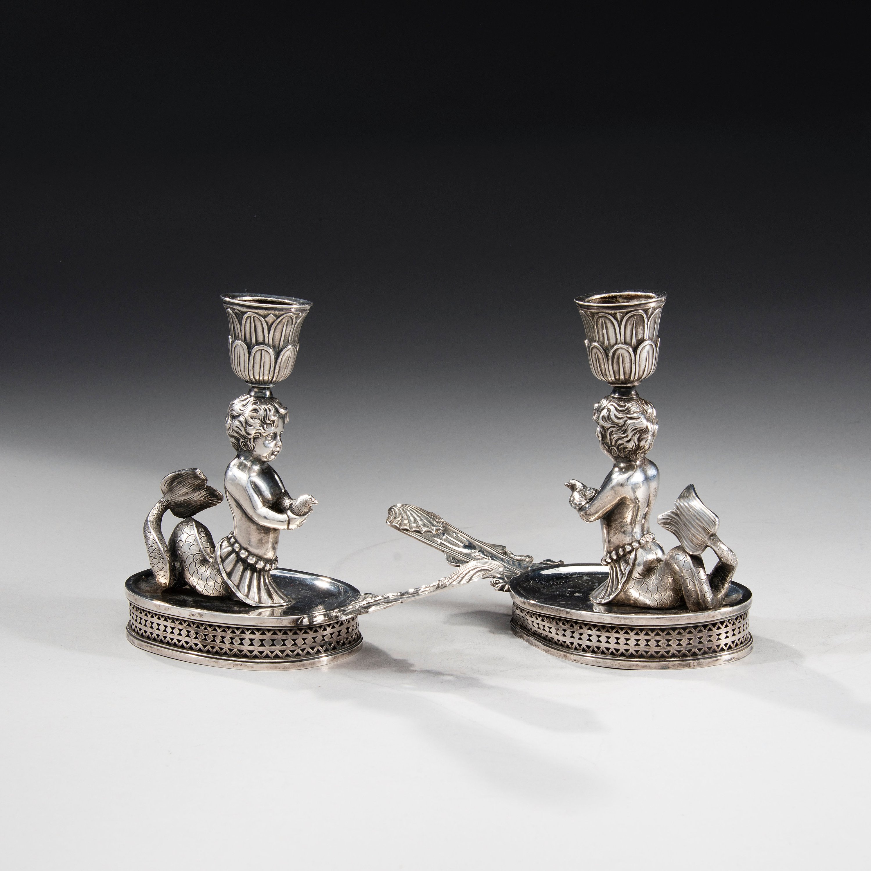 A PAIR OF RUSSIAN CANDLESTICKS. ПАРА РУССКИХ ПОДСВЕЧНИКОВ. - Bukowskis