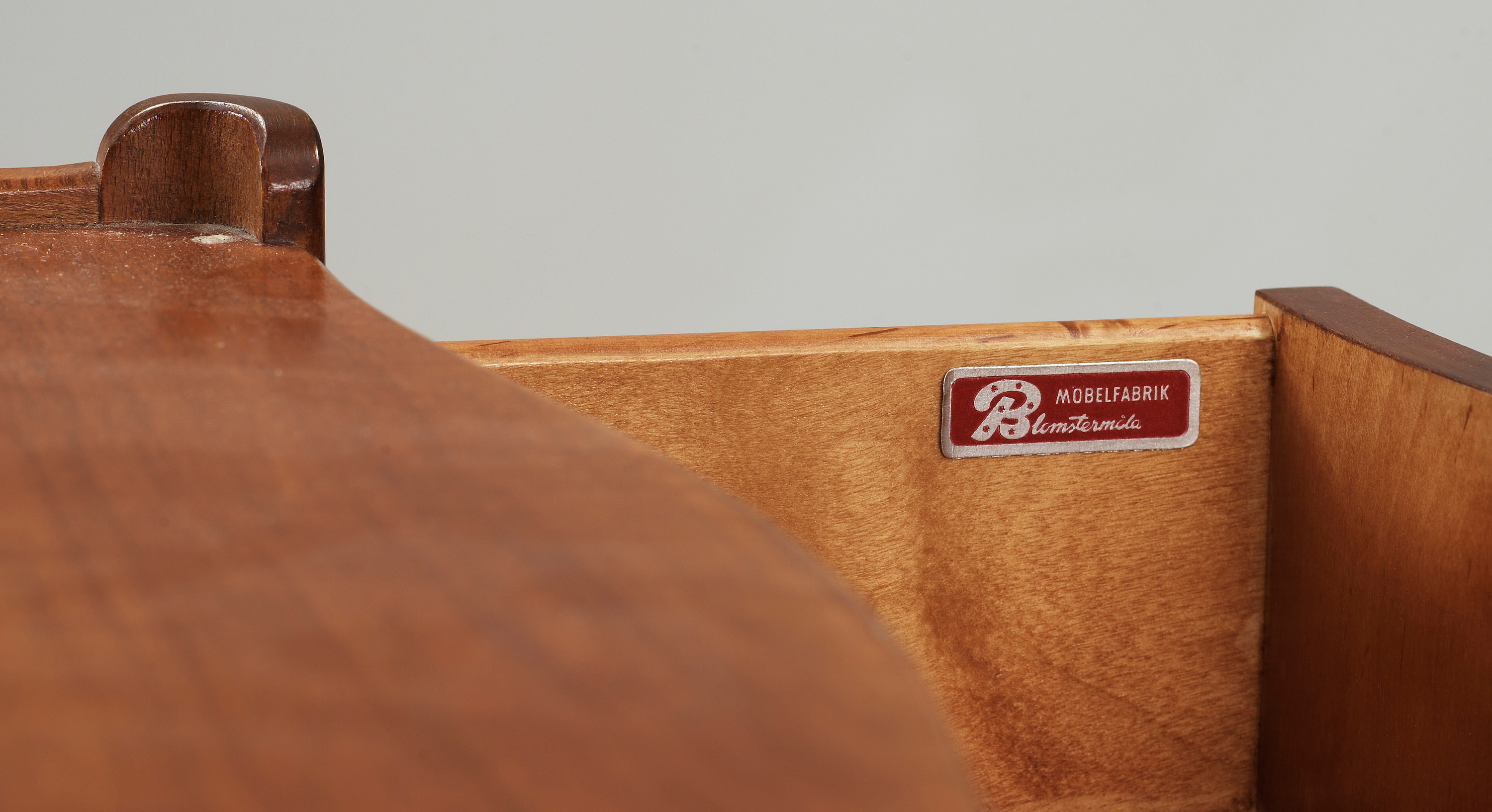 SÄNGBORD, rokokostil, Blomstermåla möbelfabrik, 1900-tal. - Bukowskis