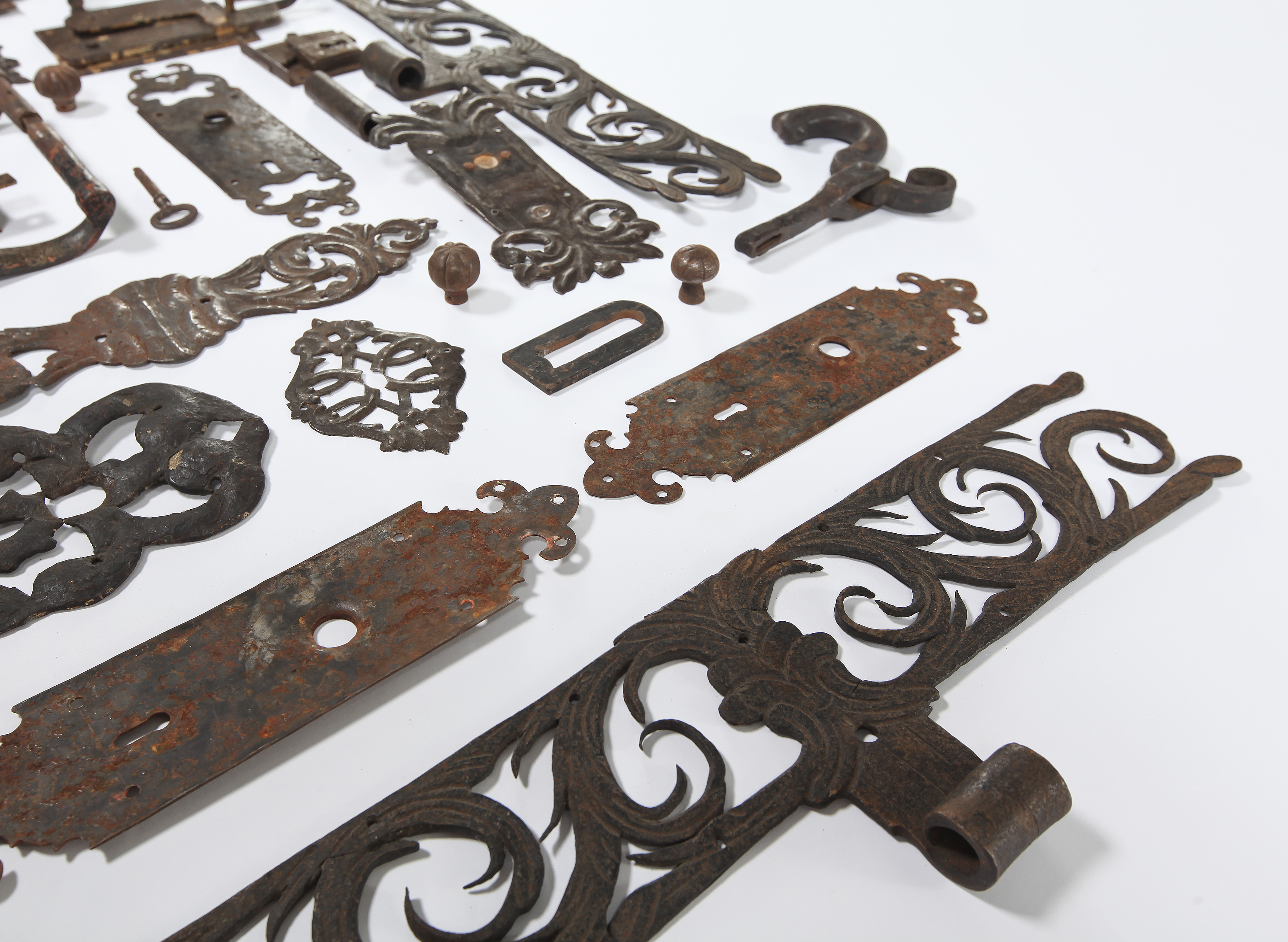 PARTI BESLAG, 18 st, smide och järn, 1700/1800-tal. - Bukowskis