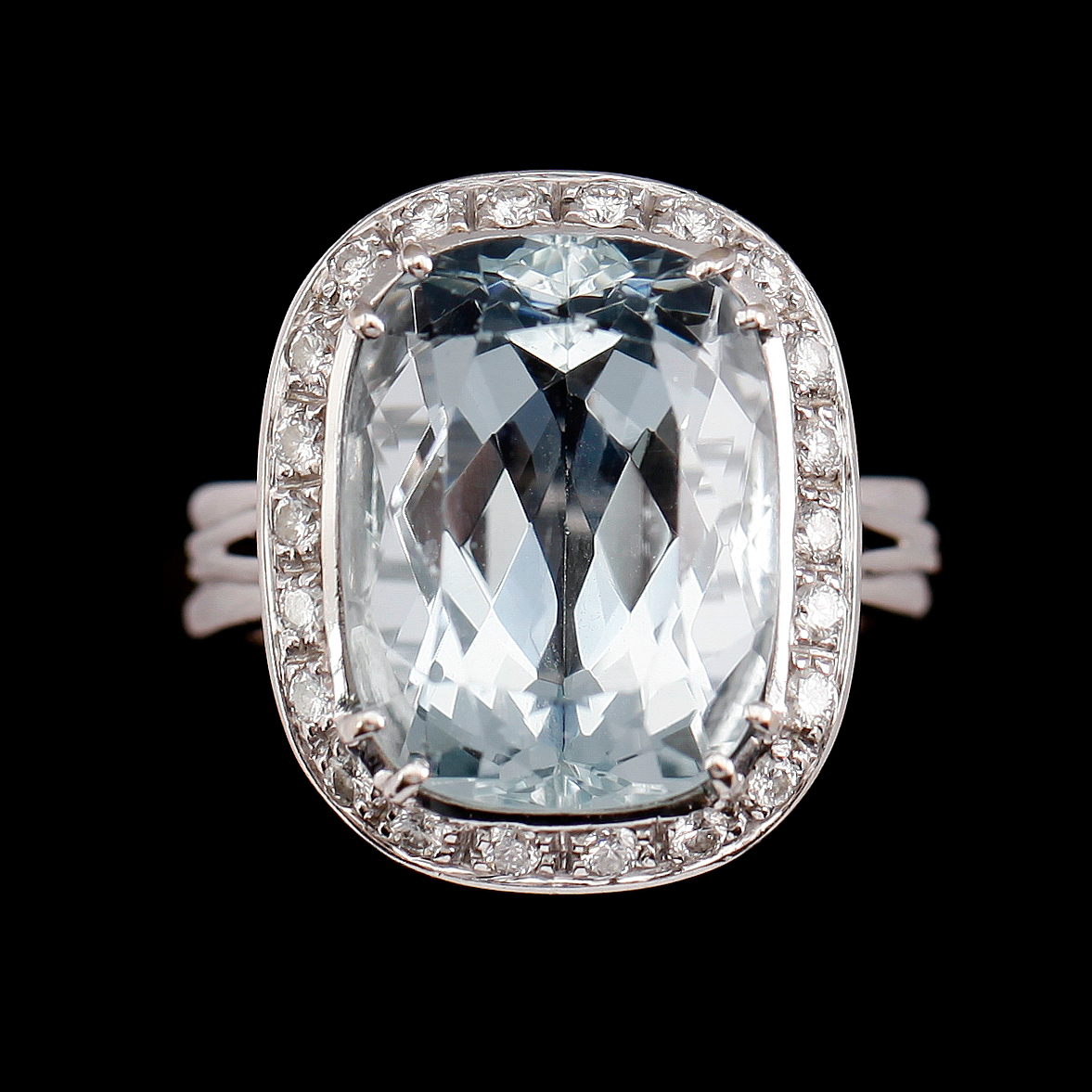 RING, 18 k vitguld, akvamarin och briljantslipade diamanter. - Bukowskis