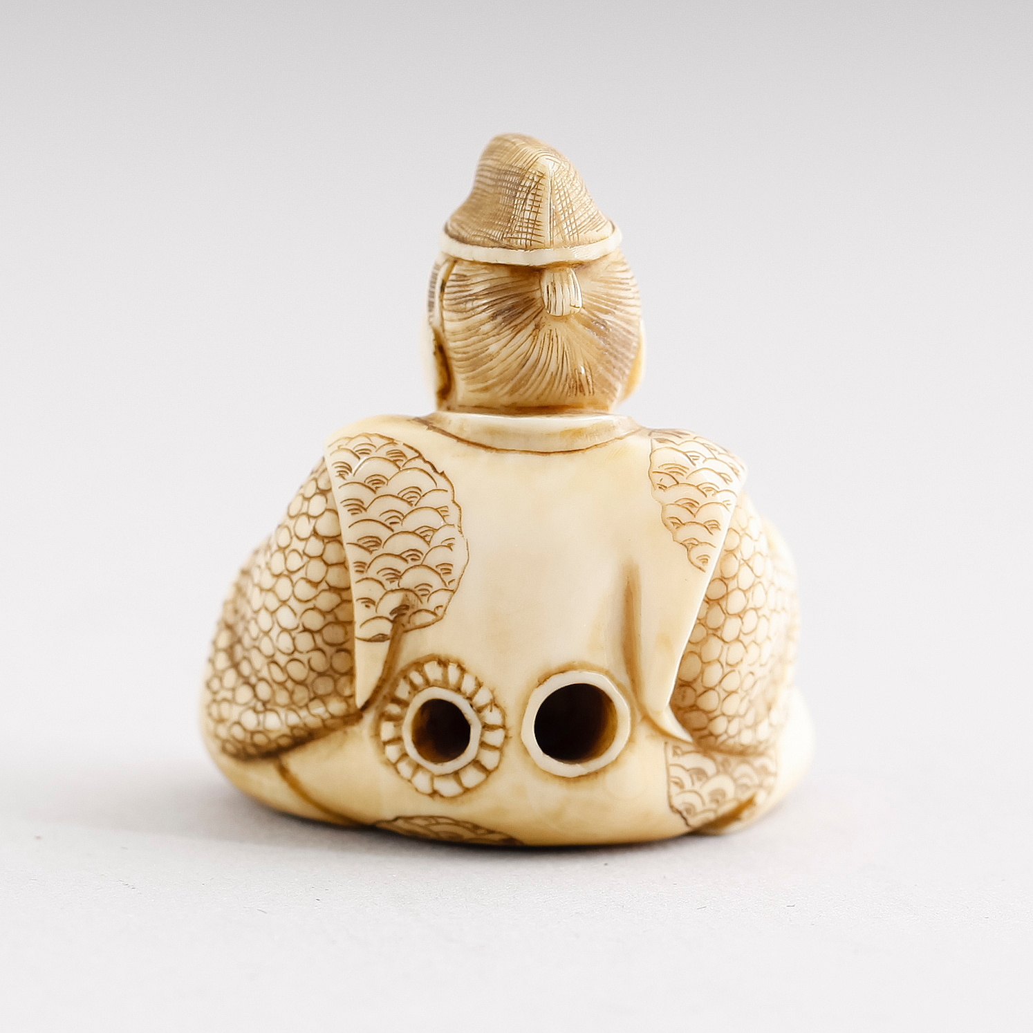 NETSUKE, elfenben, Japan, signerad på röd platta, Meji (1868-1912 ...