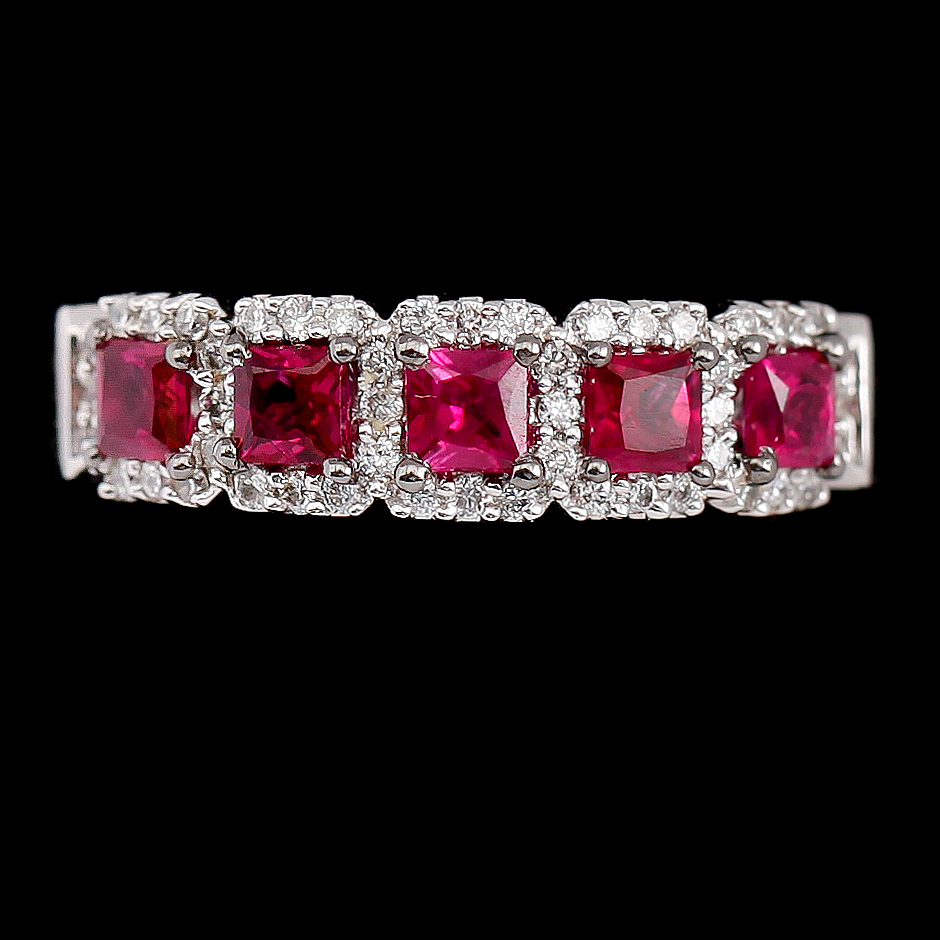 RING, 18 k vitguld, rubiner tot 0.87 ct, diamanter tot 0.24 ct. - Bukowskis