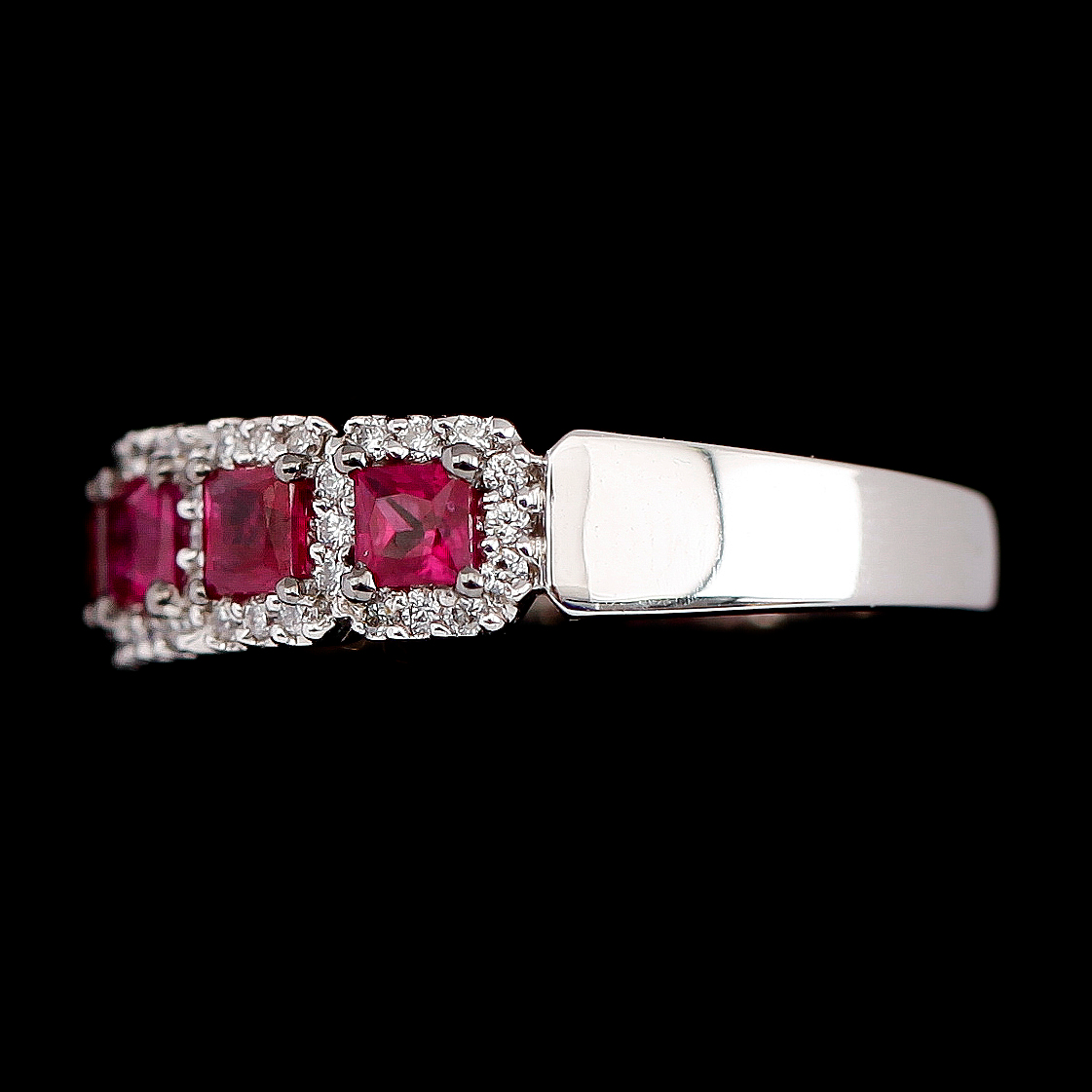 RING, 18 k vitguld, rubiner tot 0.87 ct, diamanter tot 0.24 ct. - Bukowskis