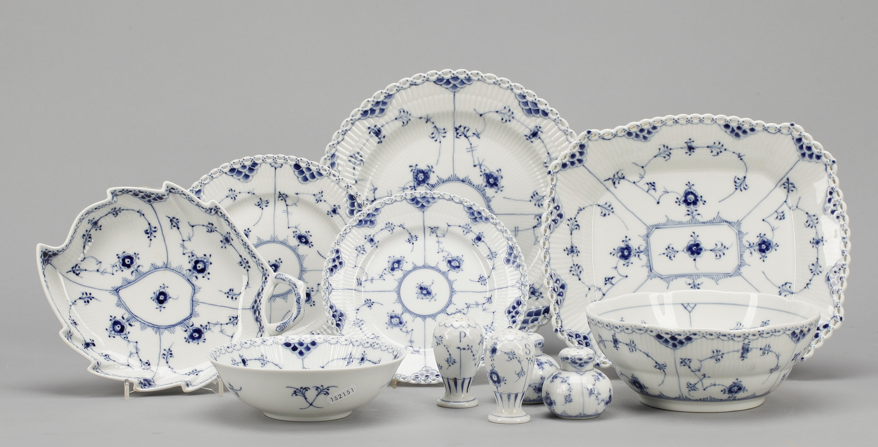 SERVISDELAR, 24 delar, porslin. "Musselmalet", Royal Copenhagen ...