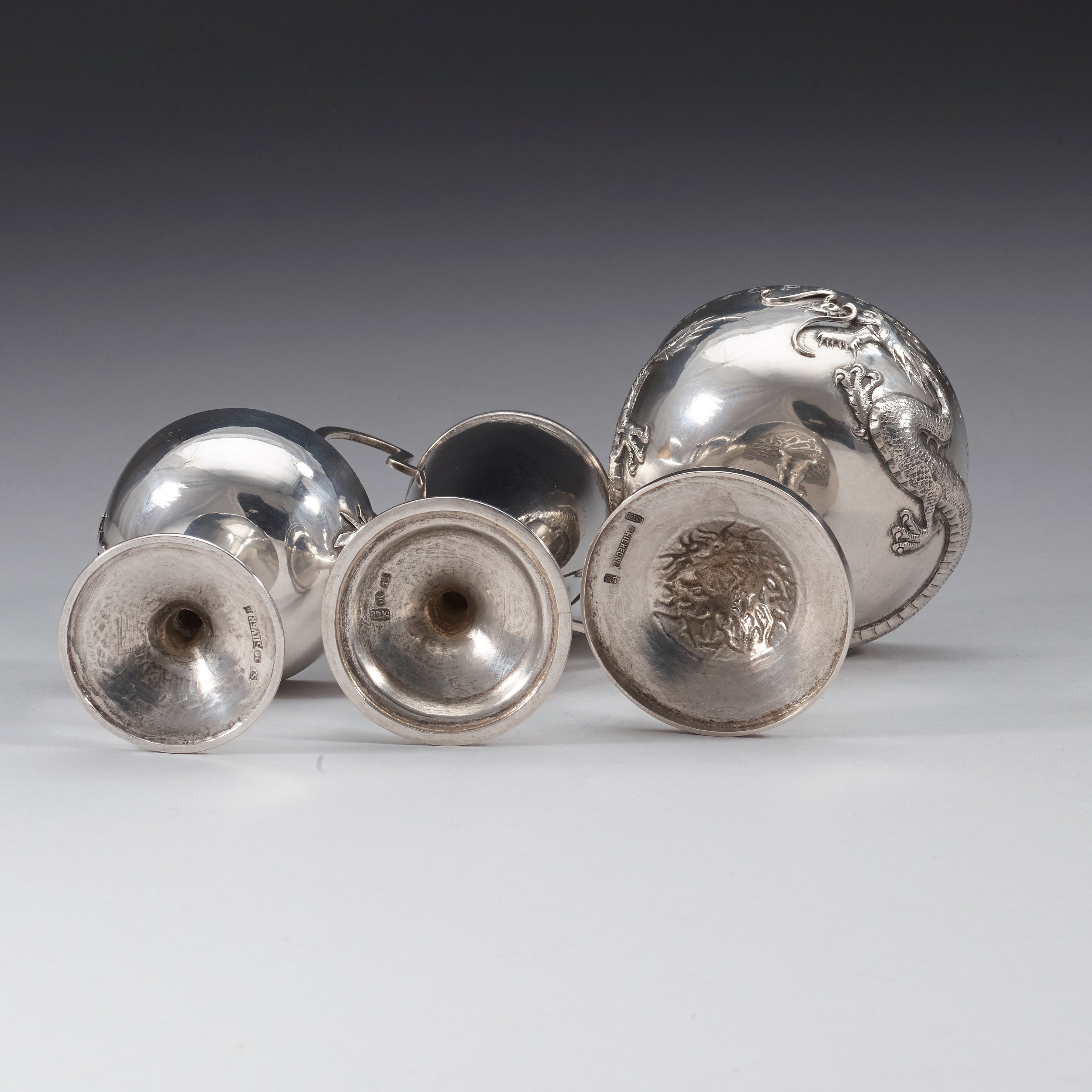 PRISPOKALER, tre stycken, silver. Chicheong och Sing Fat, Kina, 1900 ...