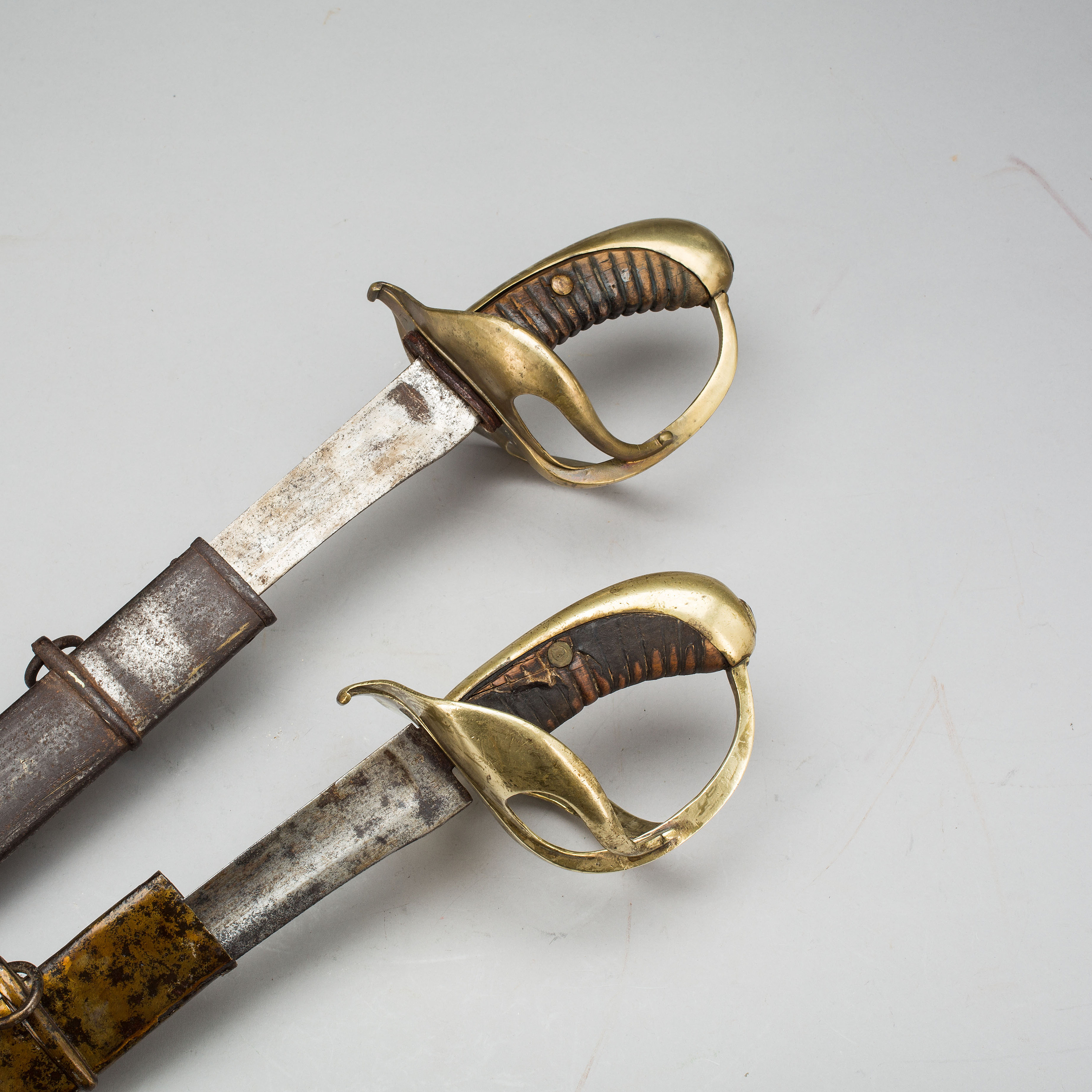 SABLAR, 2 st, svensk för kavalleri, m/1847, med baljor. - Bukowskis