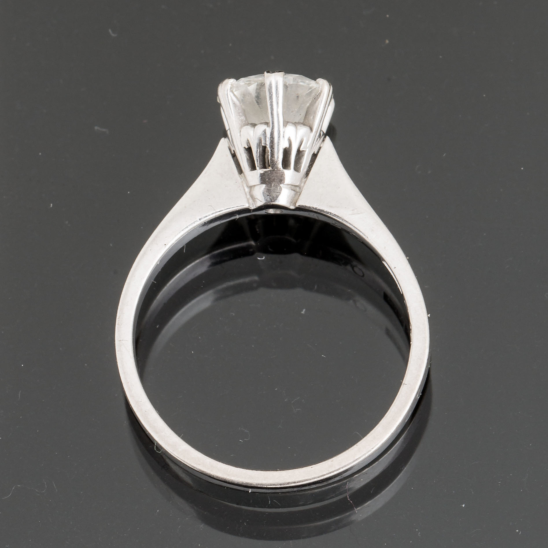 RING, 18 k vitguld med briljantslipad diamant ca 1.30 ct. Uppsala, 1975 ...