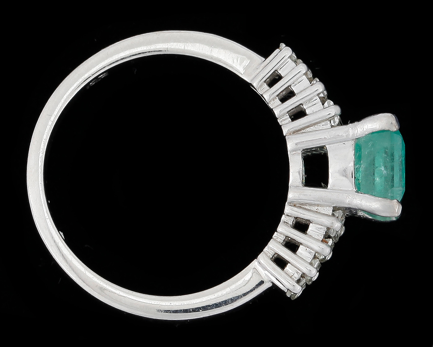 RING, 18k vitguld med smaragd ca9x6mm och baguettslipade diamanter. Vikt 5g. - Bukowskis