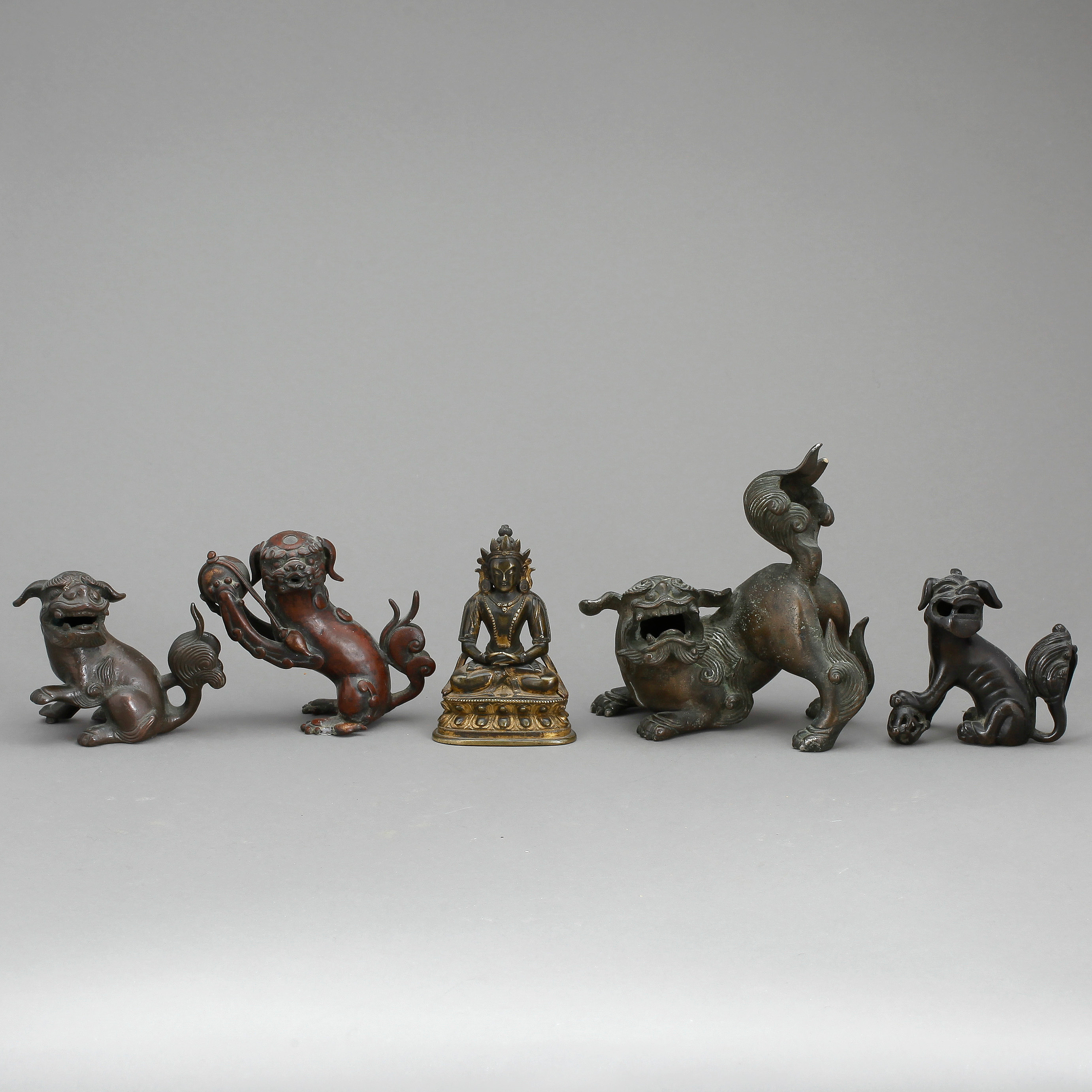 FIGURINER, 5 st, bl a brons, Kina, modern tillverkning. - Bukowskis