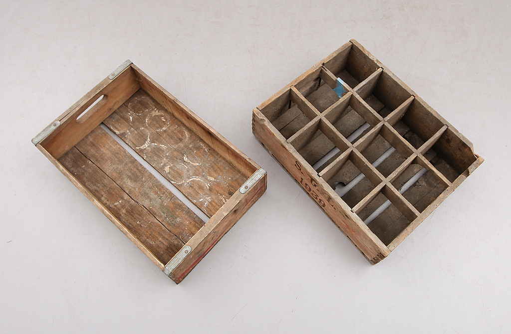 DRICKABACKAR, 2 st, trä, 1900-tal. - Bukowskis