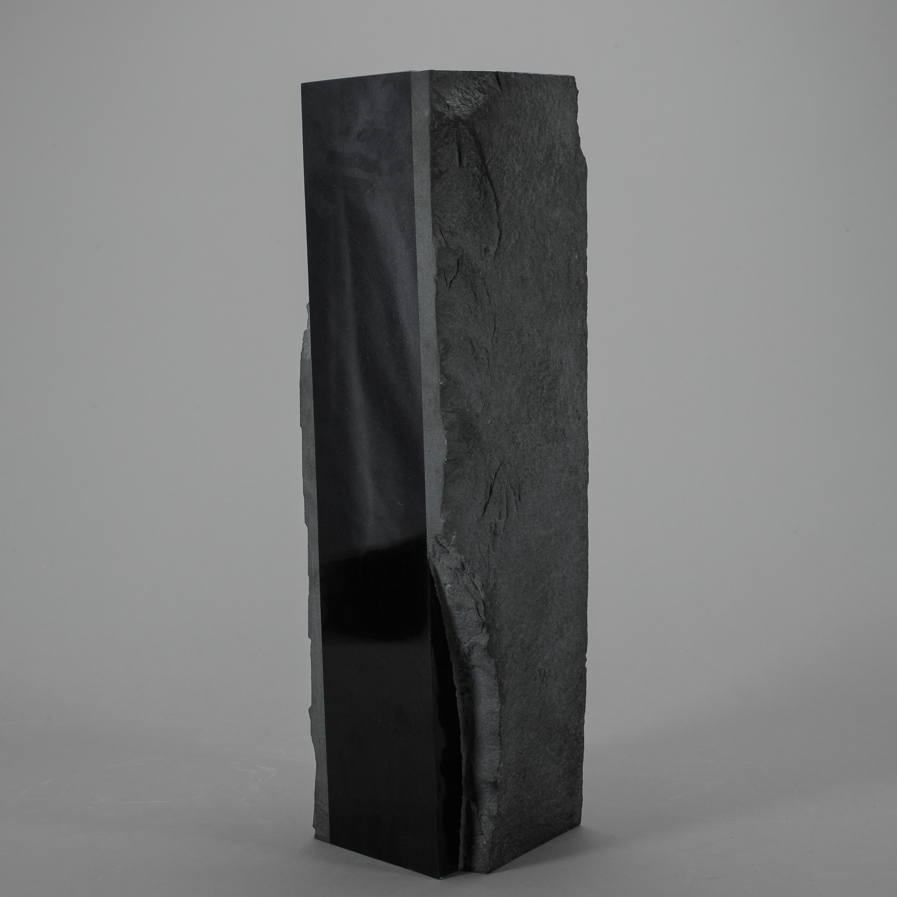 TAKASHI NARAHA. Skulptur, diabas, signerad o märkt 81-B-32. - Bukowskis