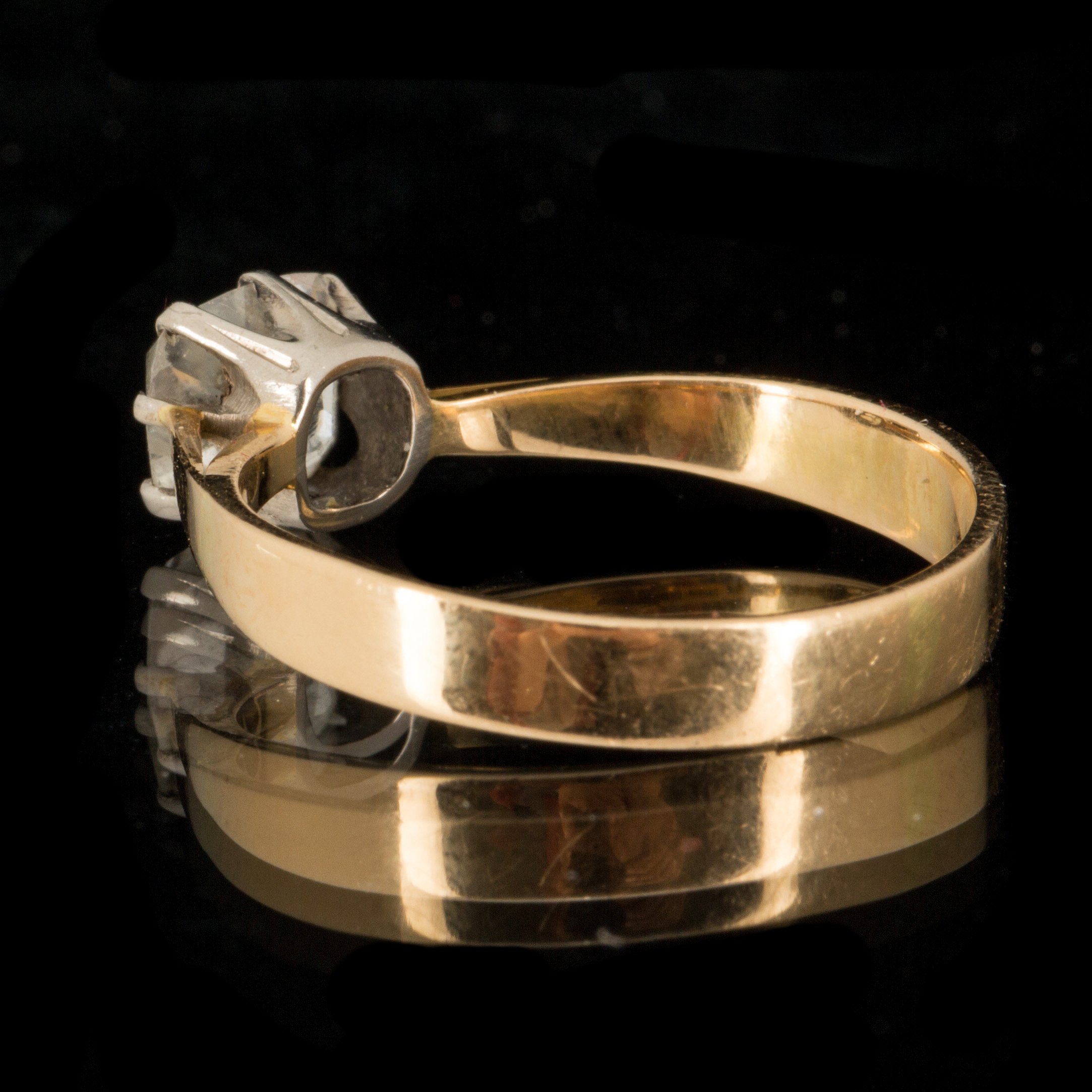 RING, guld med diamant, totalt ca 0,90 ct. 1945. Vikt ca 1,5 gram ...