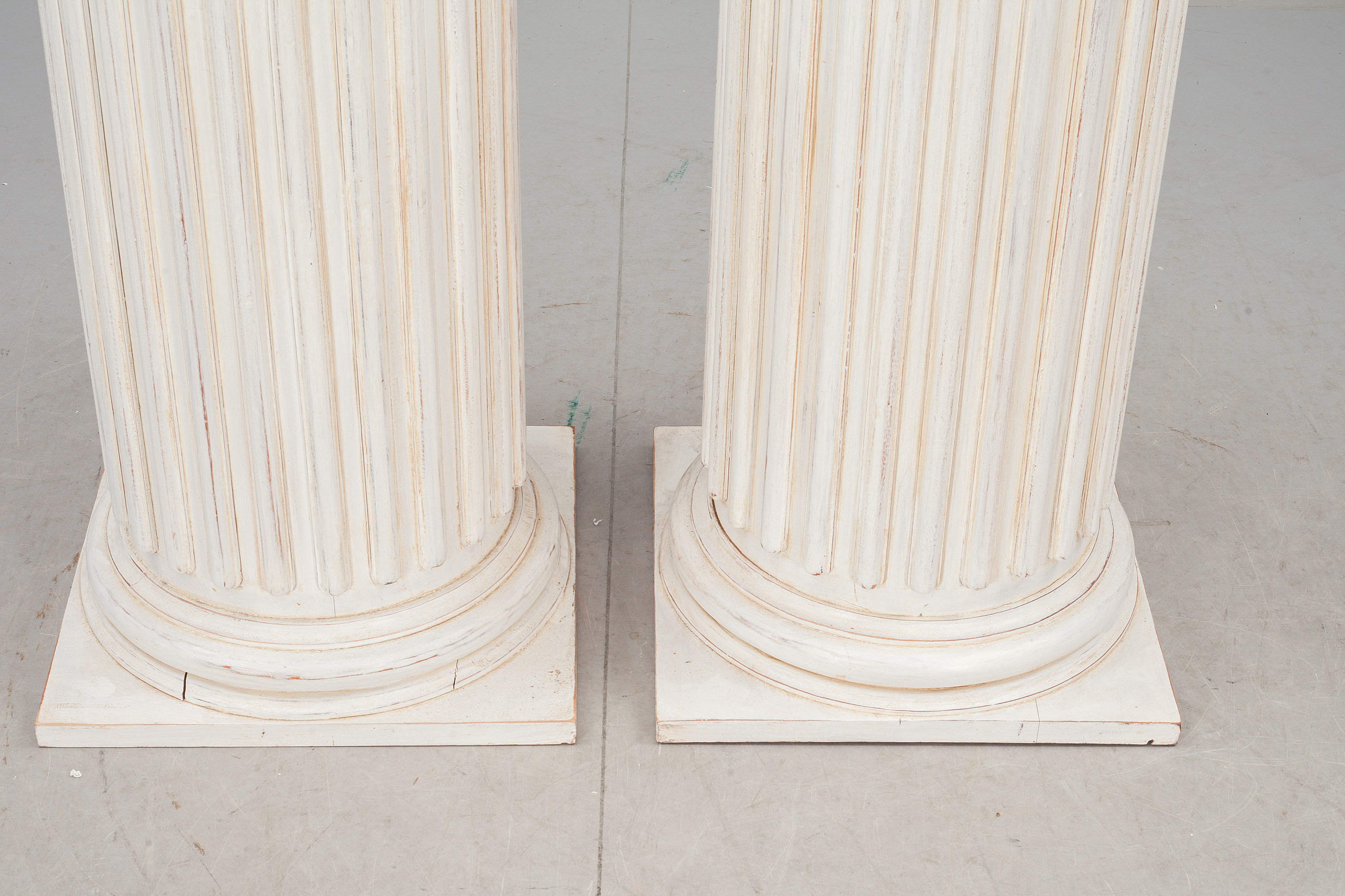 KOLONNER, ett par. Modern tillverkning. - Bukowskis