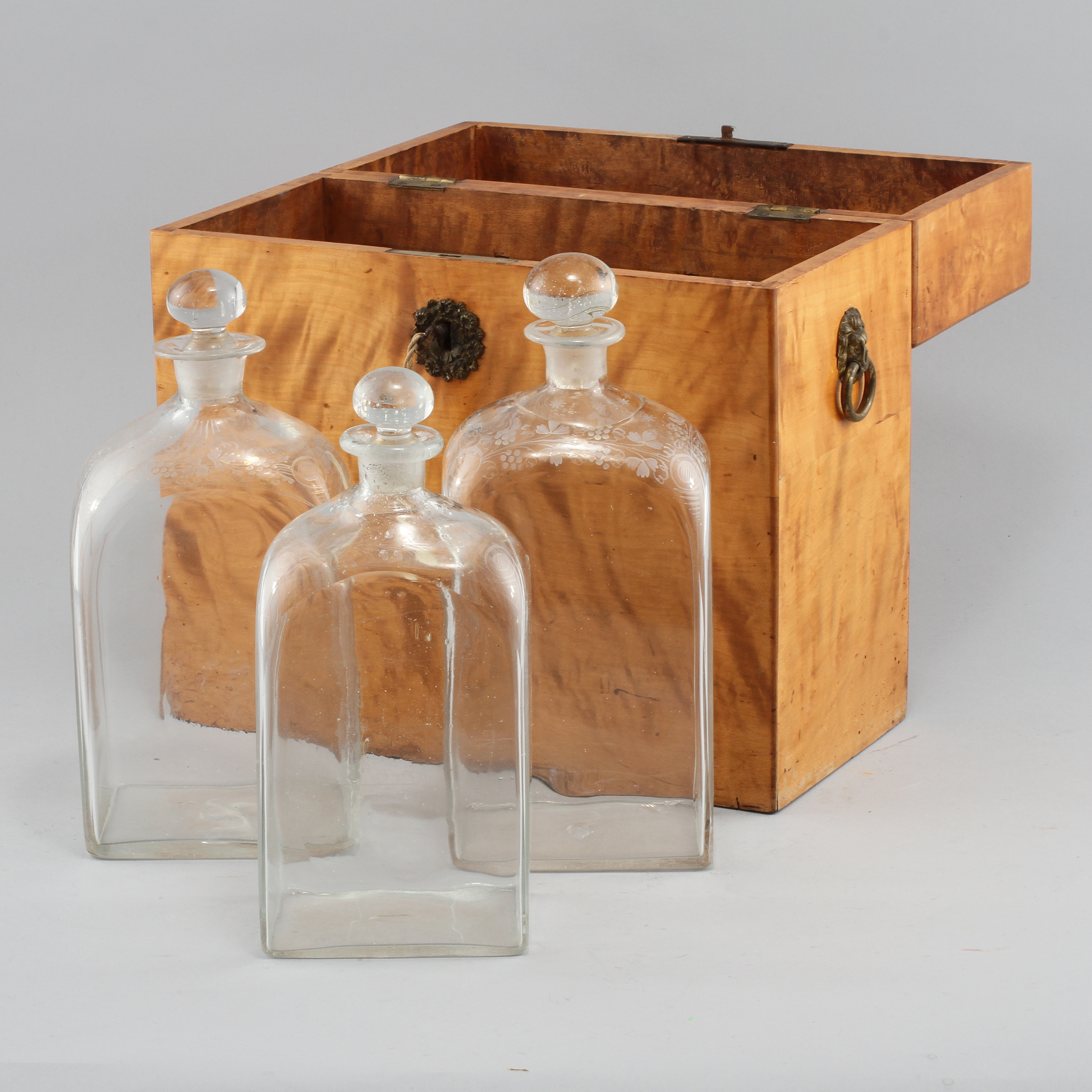 SCHATULL med FLASKOR, 3 st, glas, 1800-tal. - Bukowskis