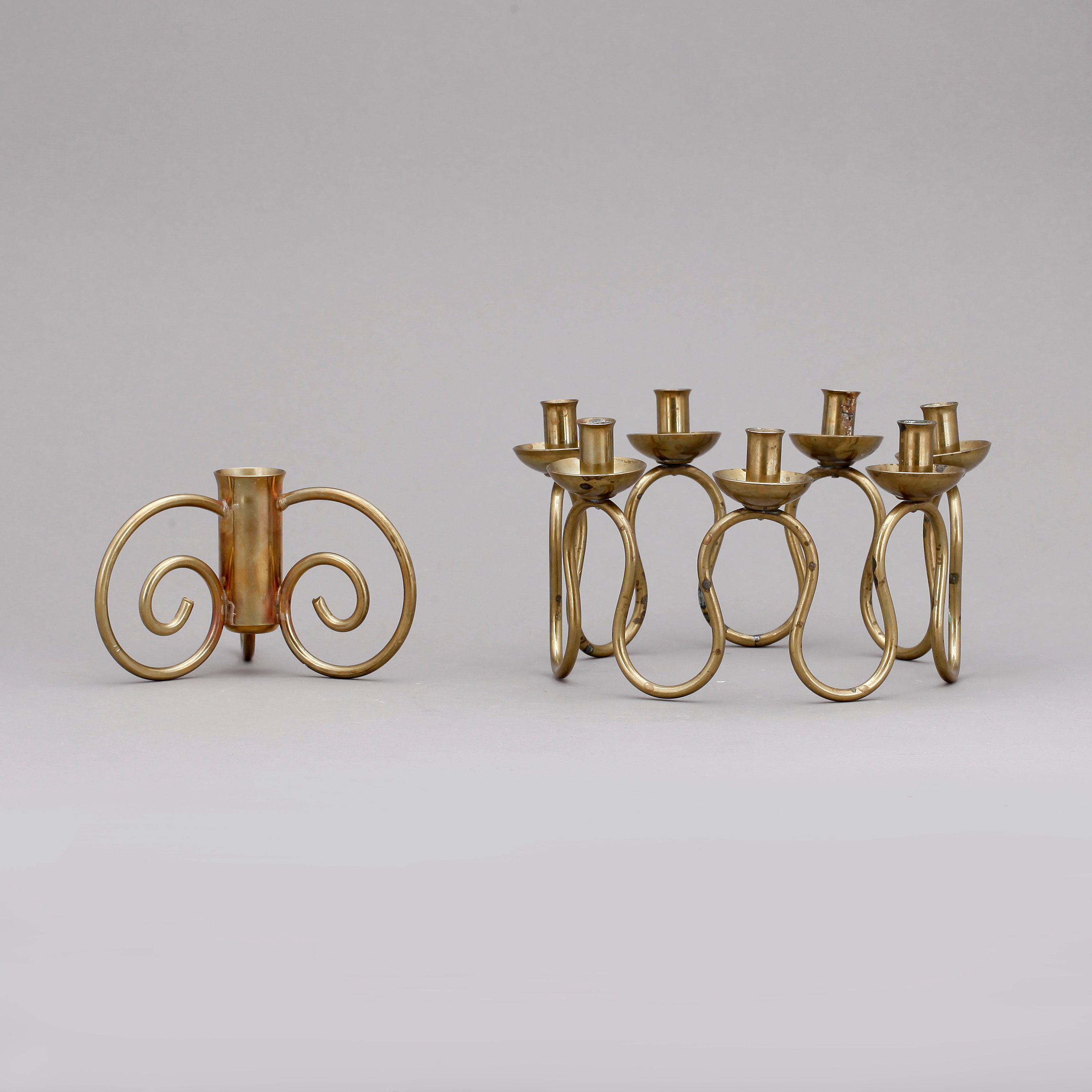 LJUSSTAKAR, 2 st mässing, Lars Holmström, Arvika, 1900-tal. - Bukowskis