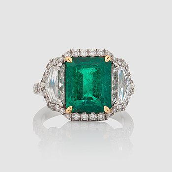 An emerald, 5.50 cts, flanked by epaulette-cut diamonds 1.55 cts and ...