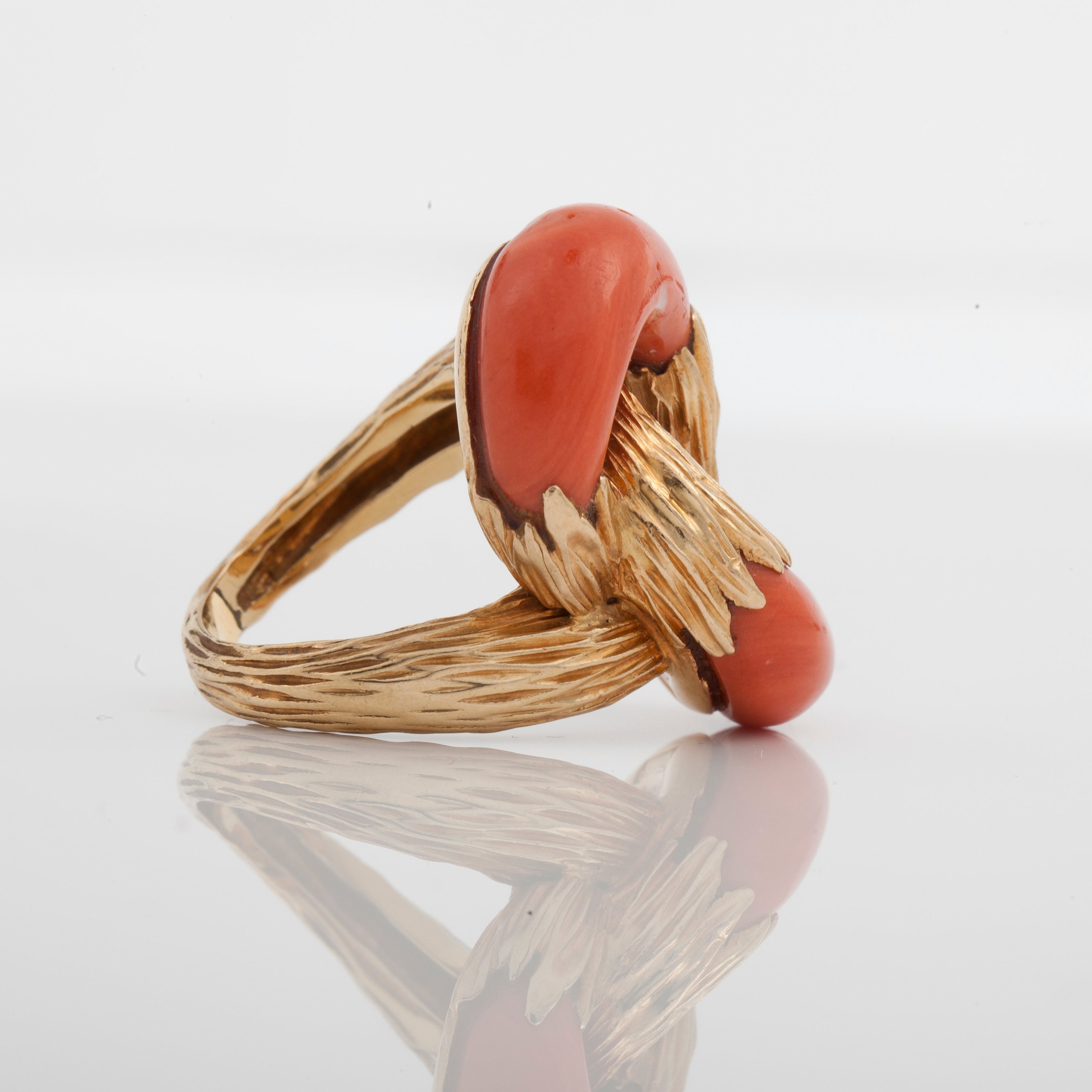 A Kutchinsky ring with carved coral. - Bukowskis