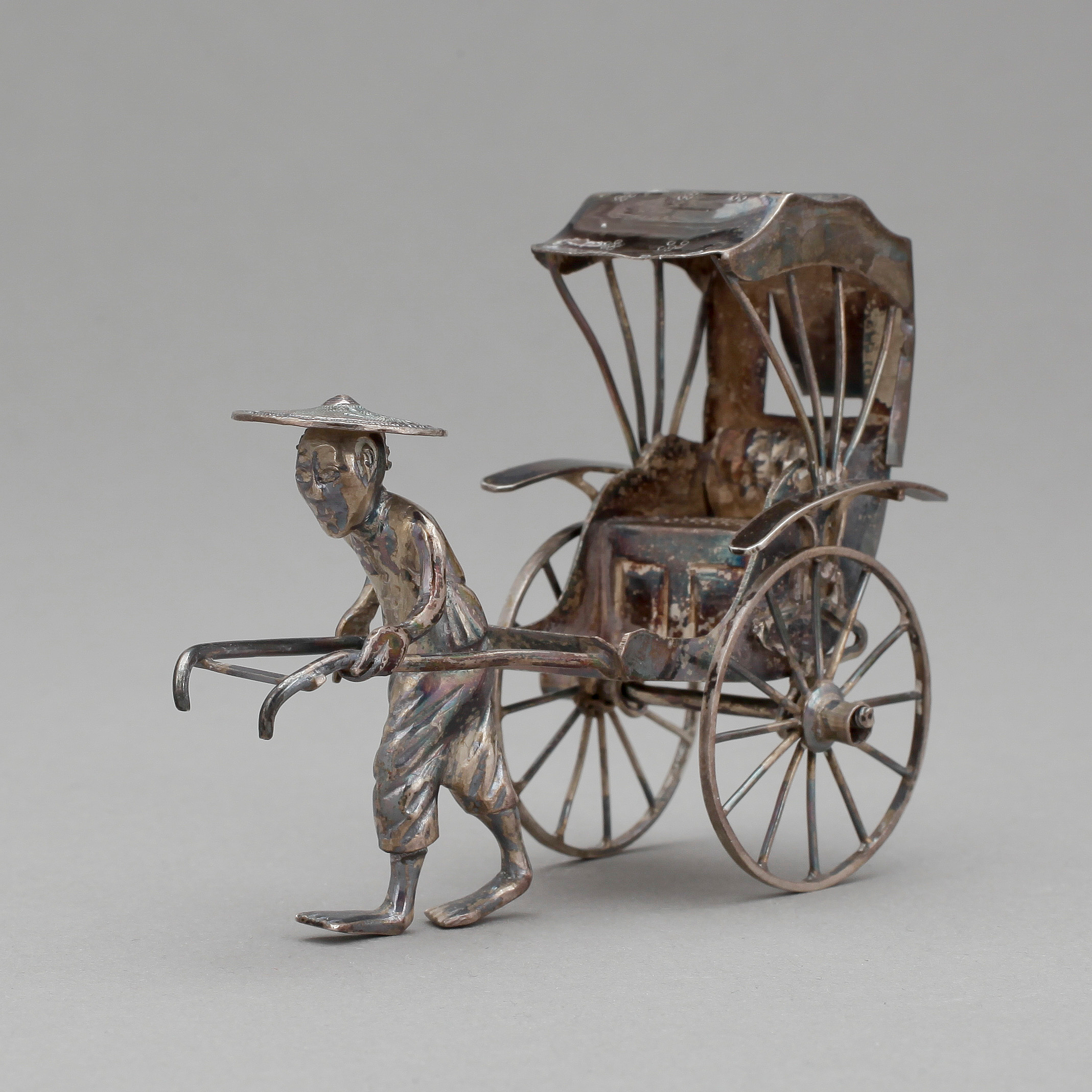 FIGURIN, låghaltigt silver. Kina, Republik. Ca 35 g. - Bukowskis