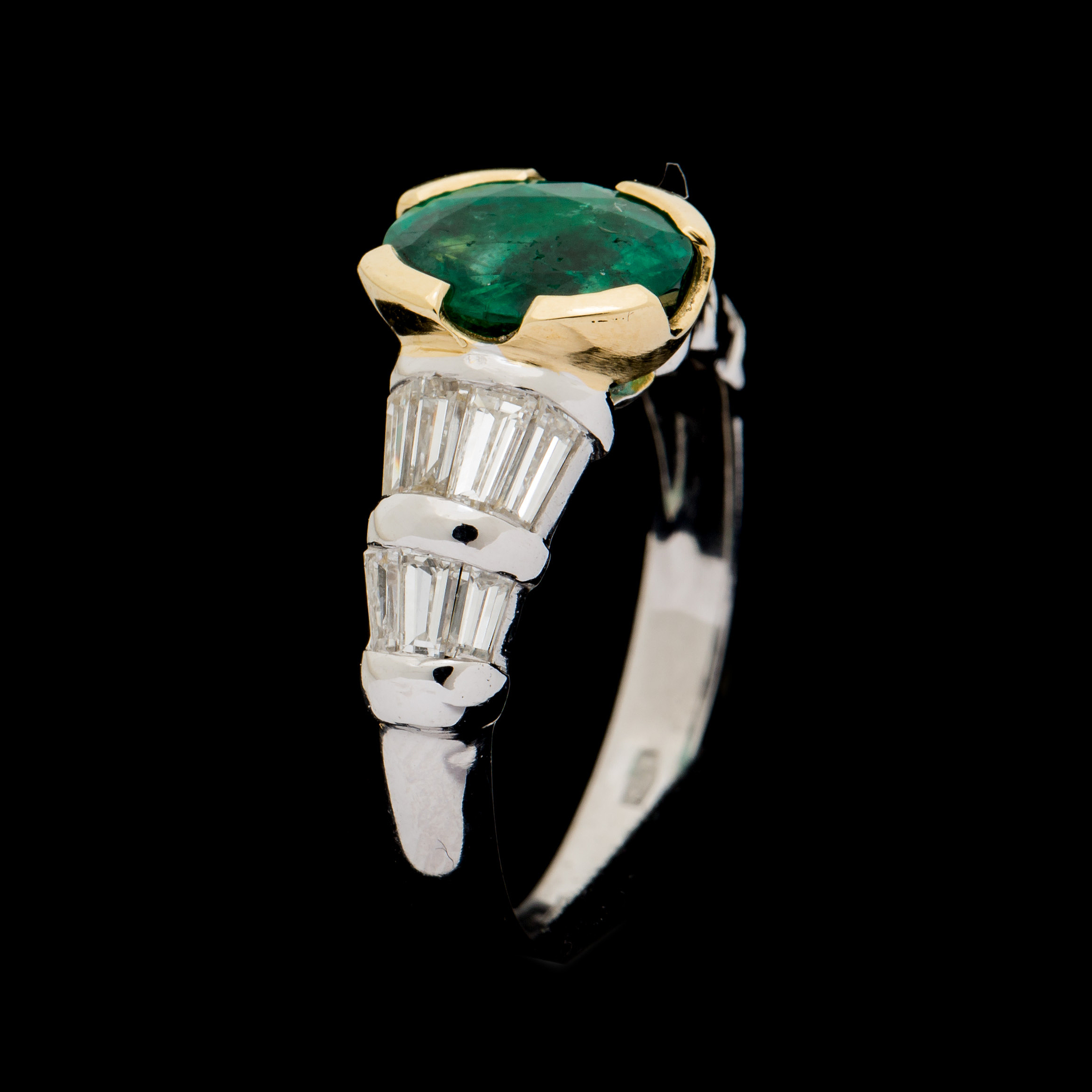 RING, 18 k guld samt vitguld med smaragd samt diamanter. Vikt ca 5 g. - Bukowskis