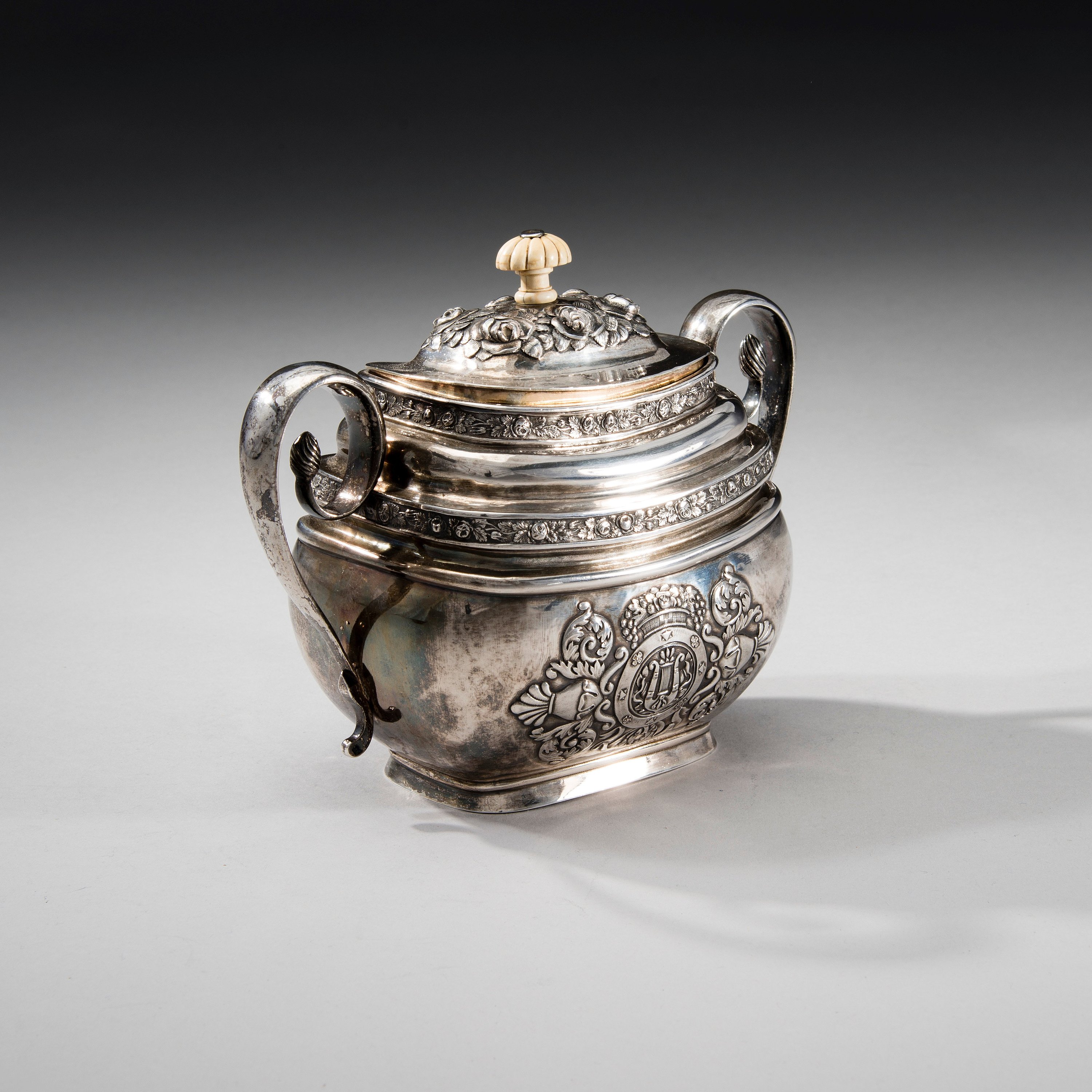 A RUSSIAN SUGAR BOX. РУССКАЯ ШКАТУЛКА ДЛЯ САХАРА. - Bukowskis