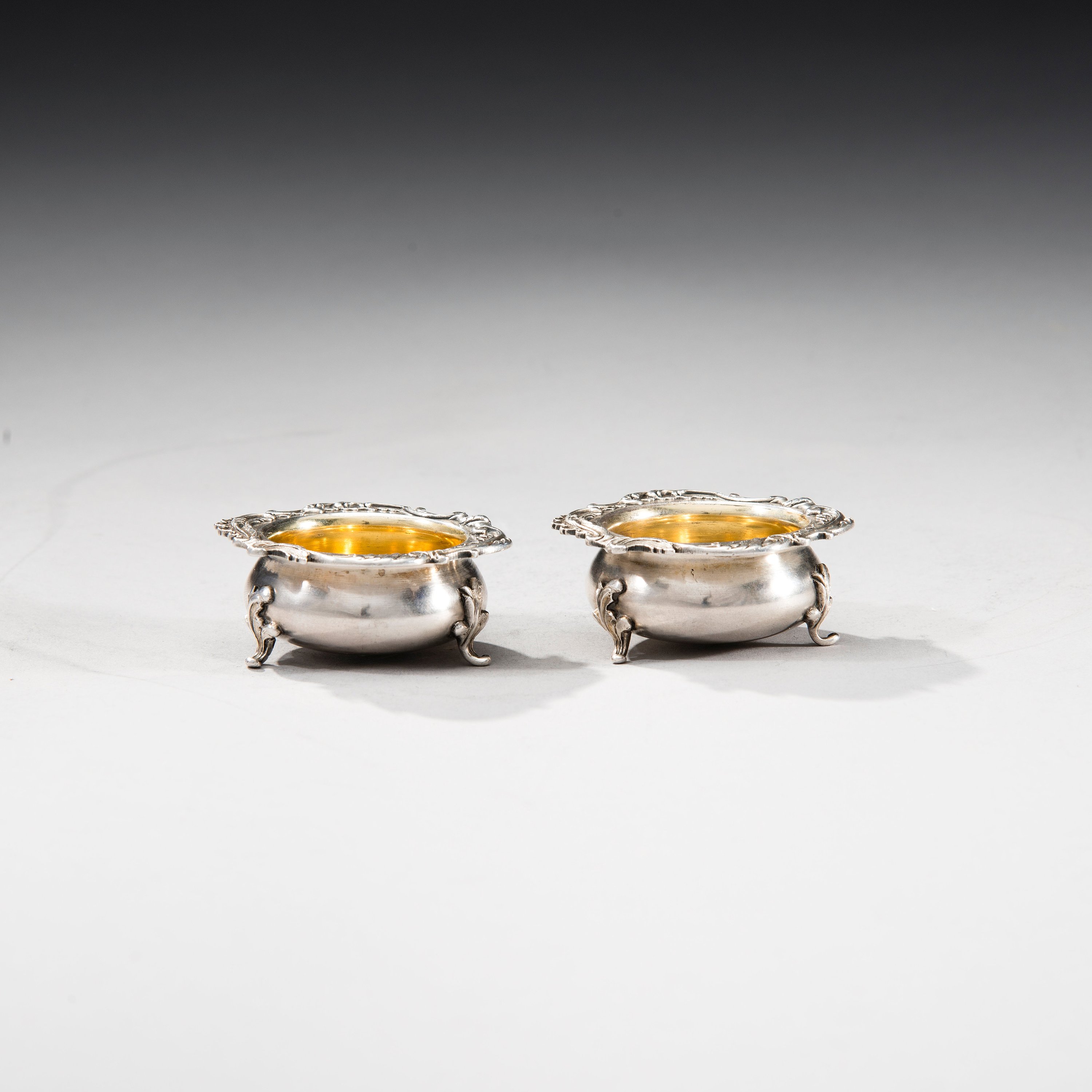 A PAIR OF FABERGÉ SALT CELLARS. ПАРА СОЛОНОК ФАБЕРЖЕ. - Bukowskis