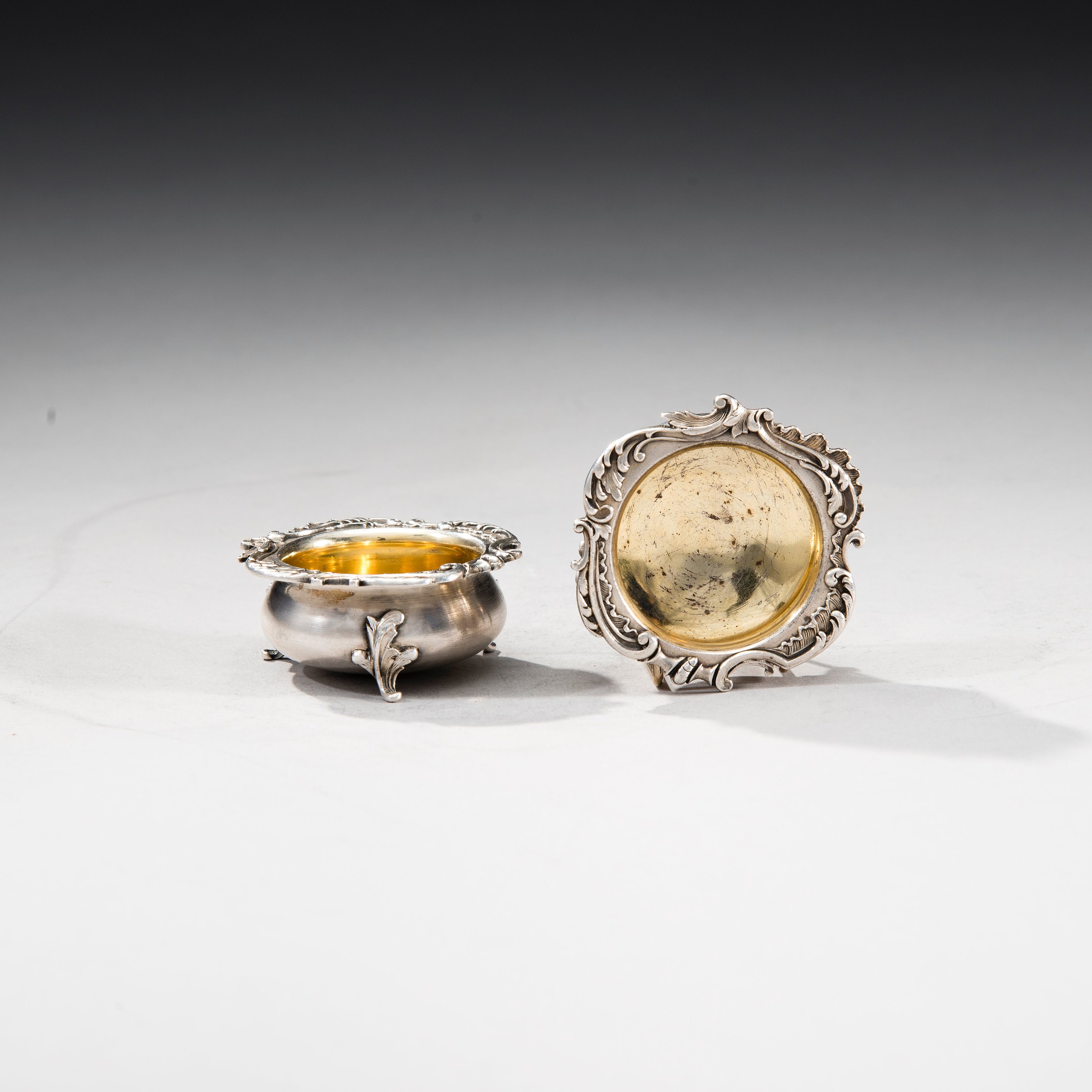 A PAIR OF FABERGÉ SALT CELLARS. ПАРА СОЛОНОК ФАБЕРЖЕ. - Bukowskis