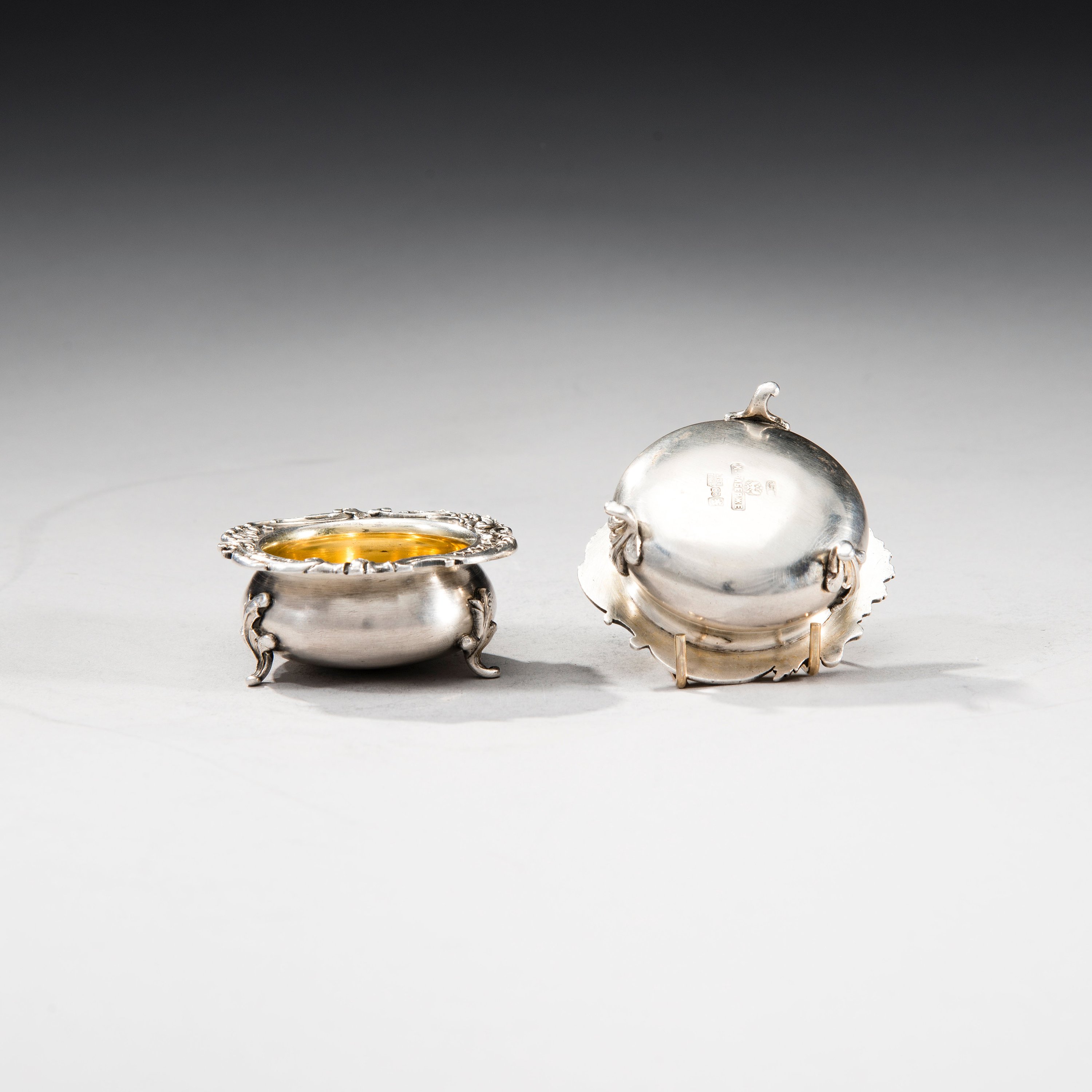 A PAIR OF FABERGÉ SALT CELLARS. ПАРА СОЛОНОК ФАБЕРЖЕ. - Bukowskis