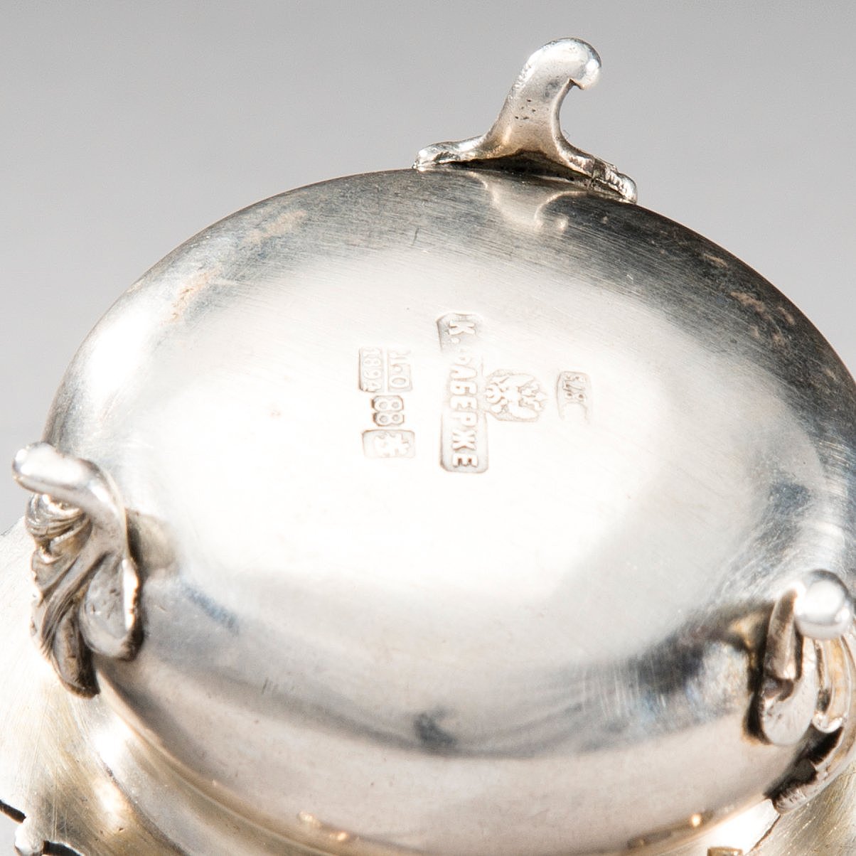 A PAIR OF FABERGÉ SALT CELLARS. ПАРА СОЛОНОК ФАБЕРЖЕ. - Bukowskis