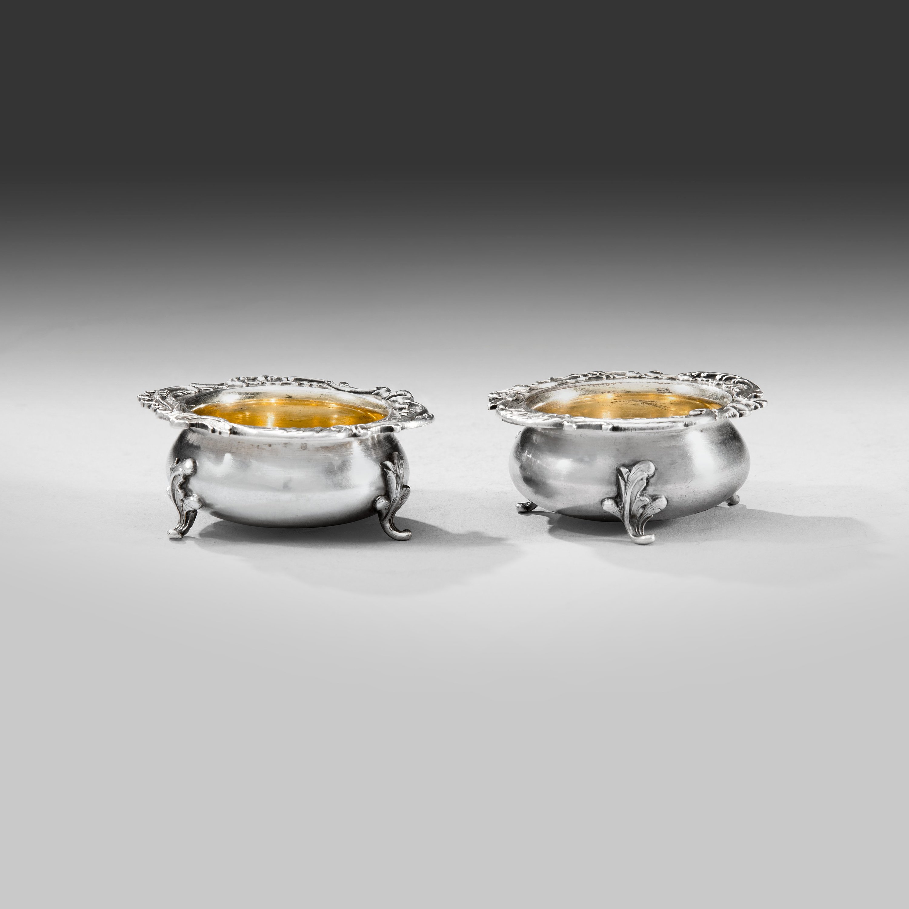 A PAIR OF FABERGÉ SALT CELLARS. ПАРА СОЛОНОК ФАБЕРЖЕ. - Bukowskis