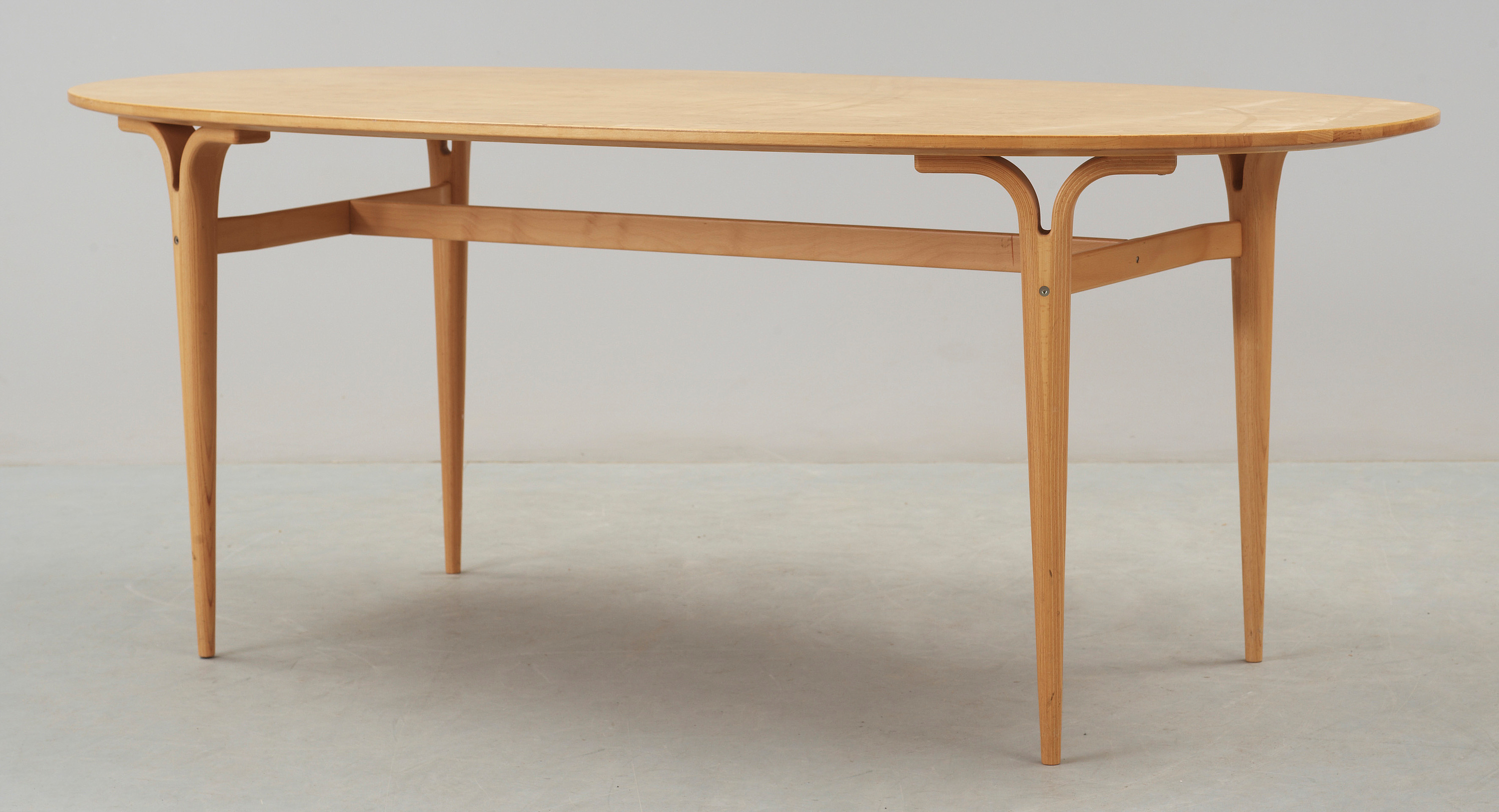 BORD, "Superellips", Bruno Mathsson & Piet Hein. - Bukowskis