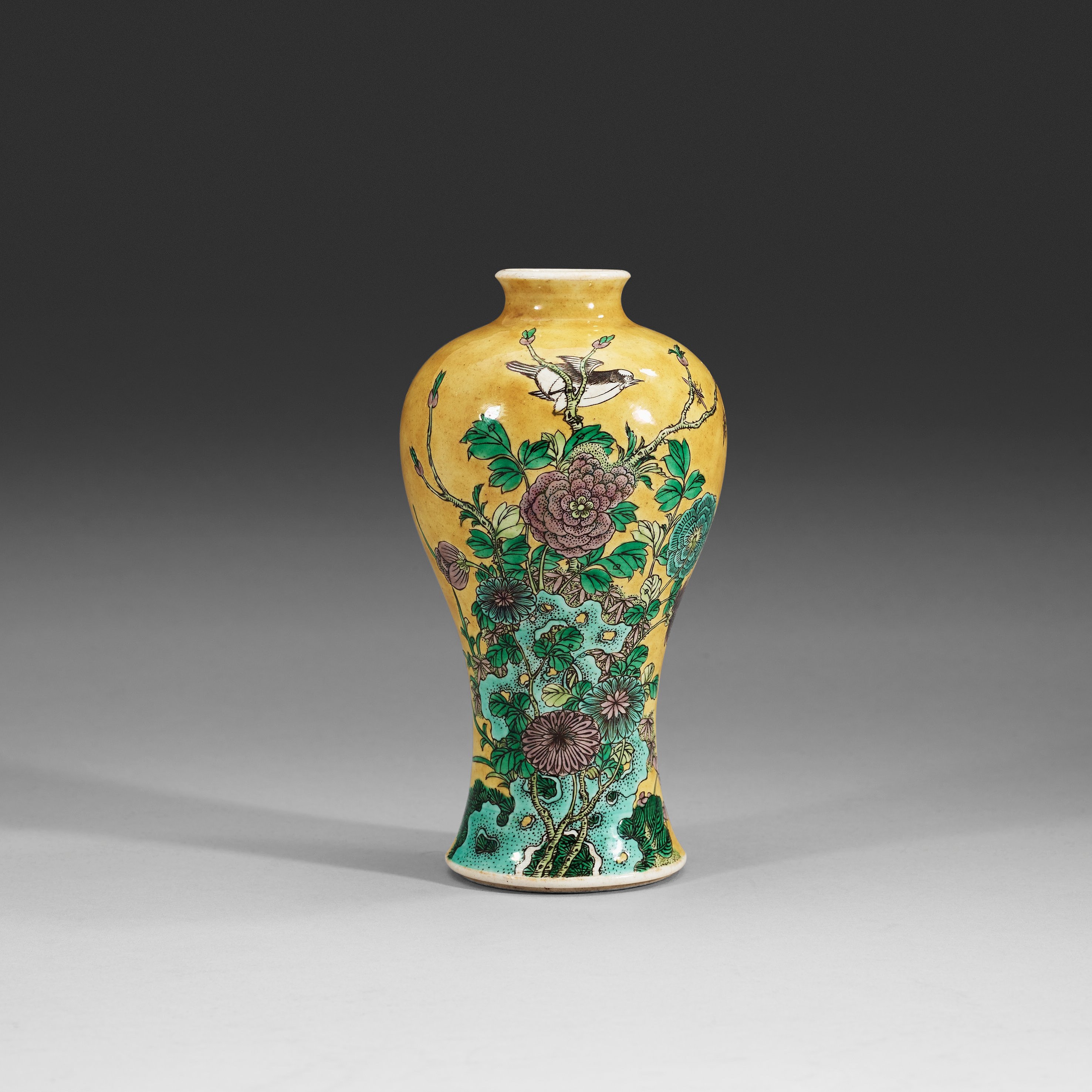 A famille jaune bisquit vase, Qing dynasty. - Bukowskis