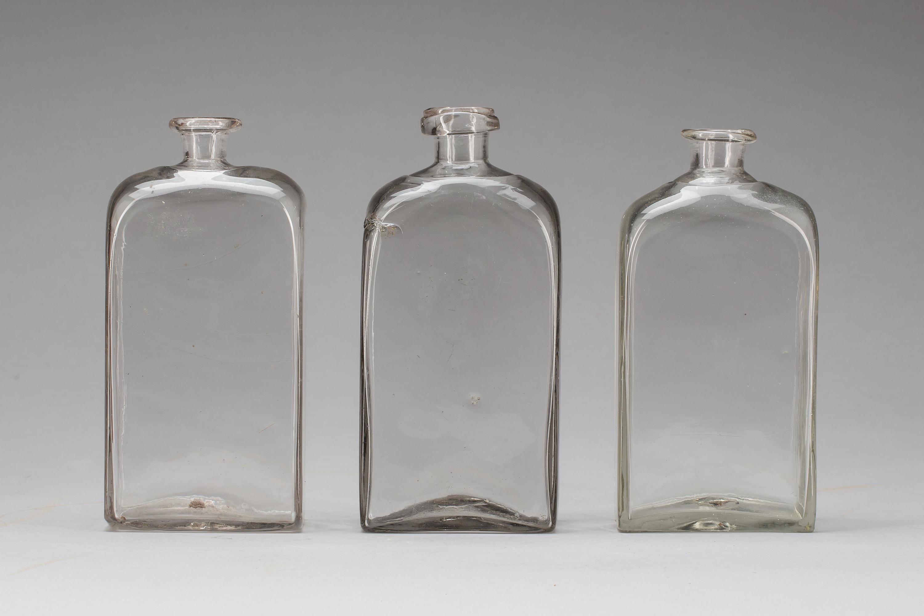 SCHATULL med FLASKOR, 1800-talets mitt. - Bukowskis