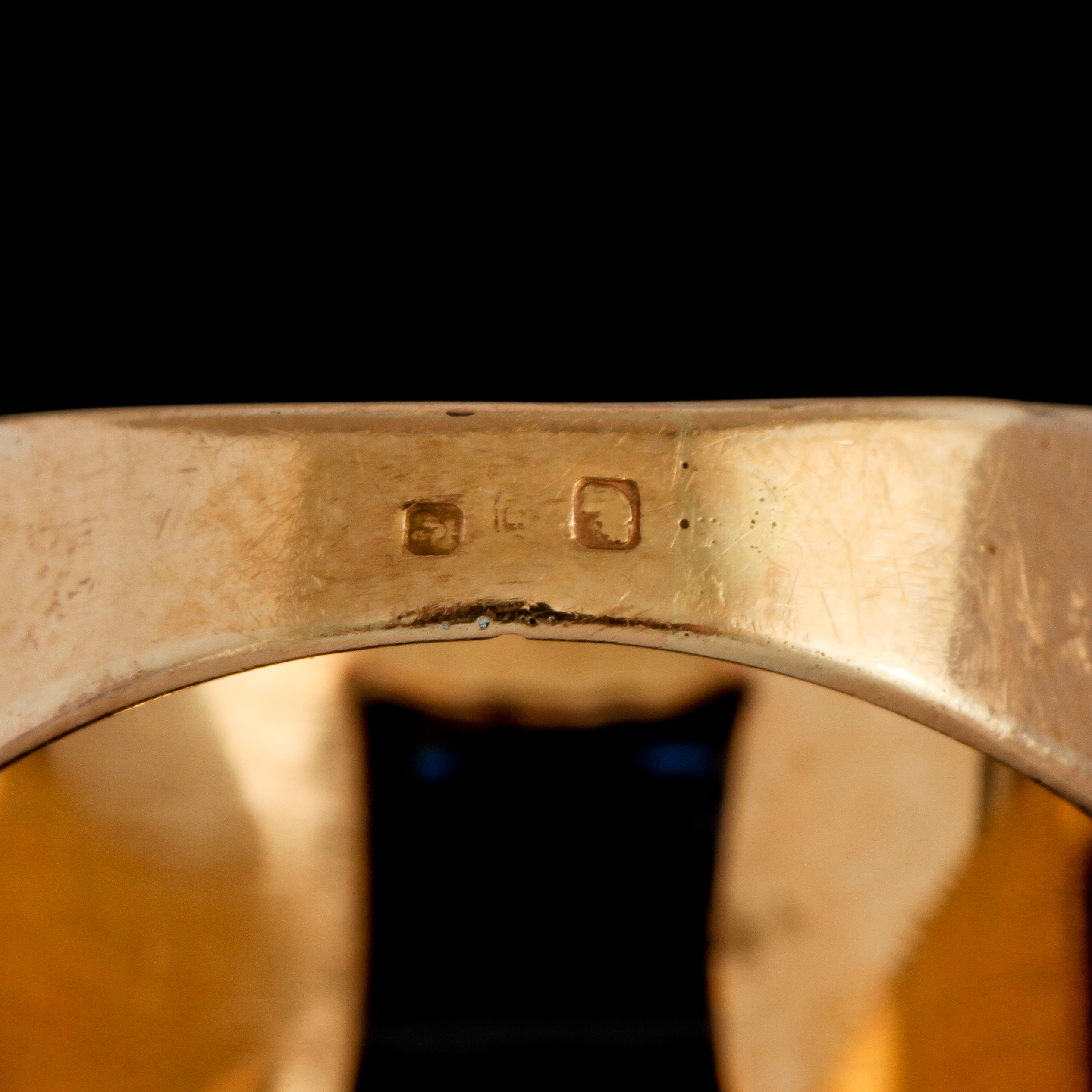 RING, 18K guld med syntetiska fasettslipade stenar, utländska stämplar ...