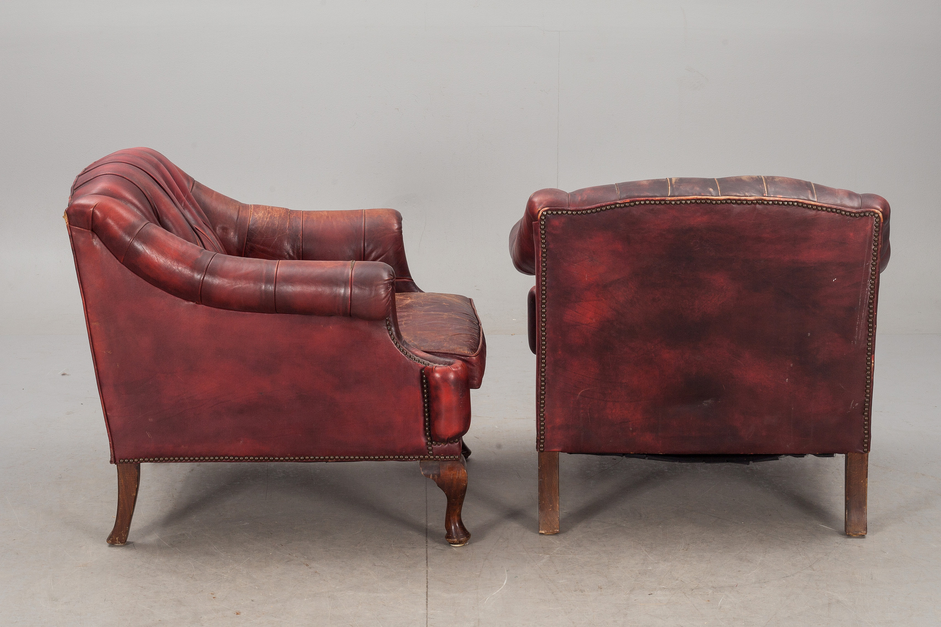 FÅTÖLJER, ett par. Chesterfield, 1900-tal. - Bukowskis