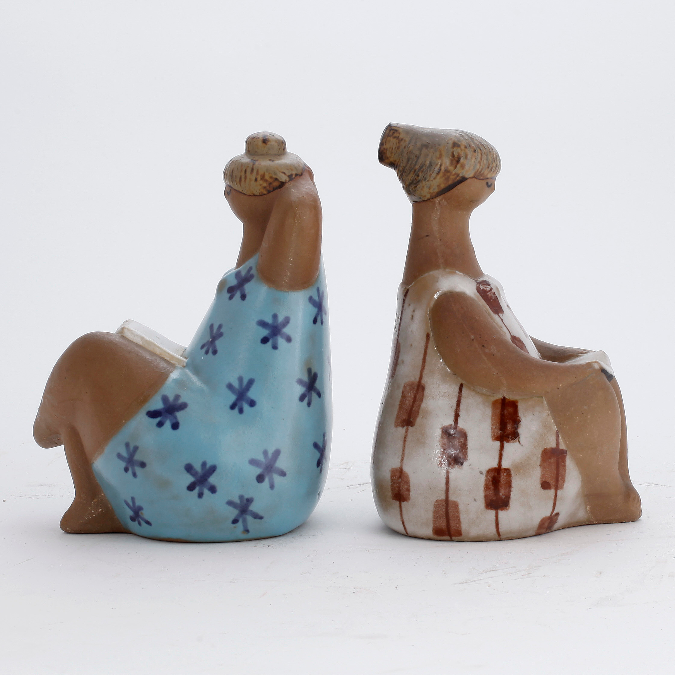 FIGURINER, 2st, stengods, "Emma" & "Amalia", Lisa Larson, Gustavsberg. - Bukowskis